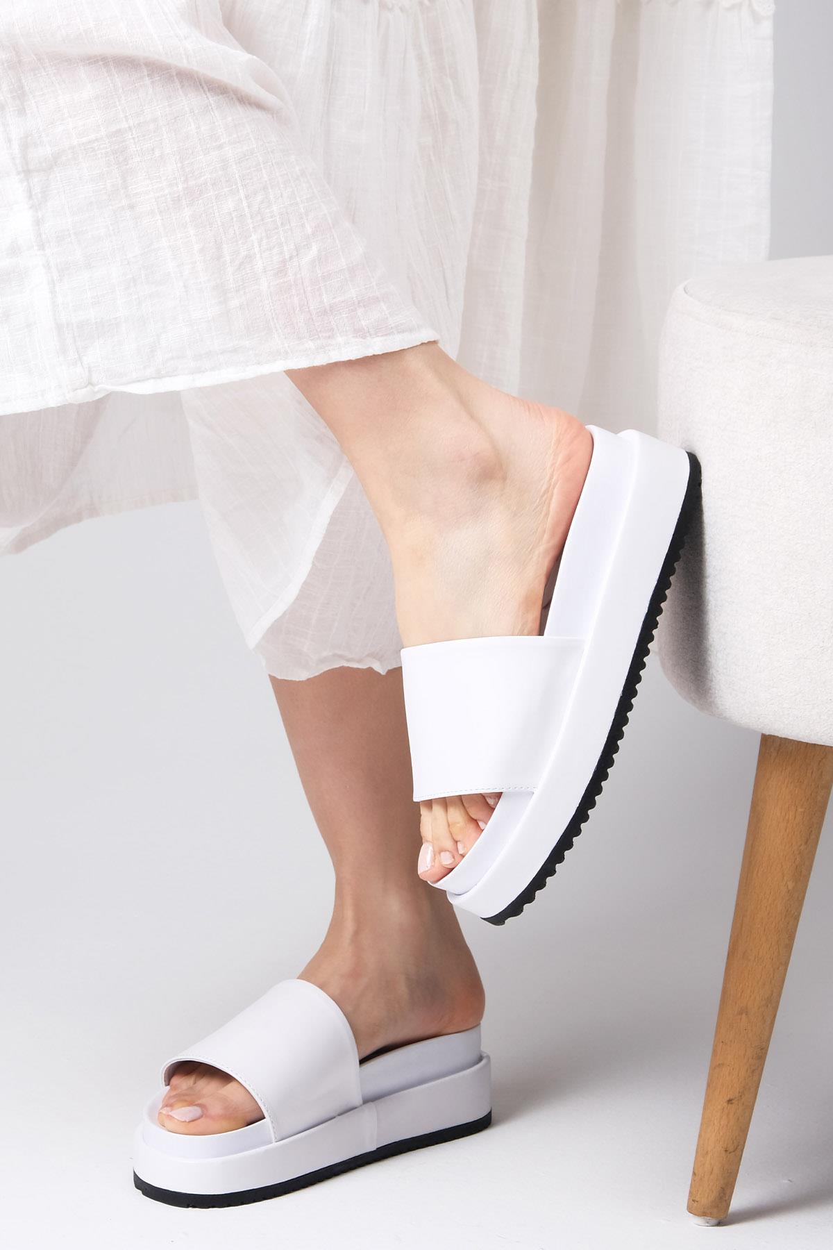 Mio Gusto Beyaz Renk Kalın Tabanlı Terlik