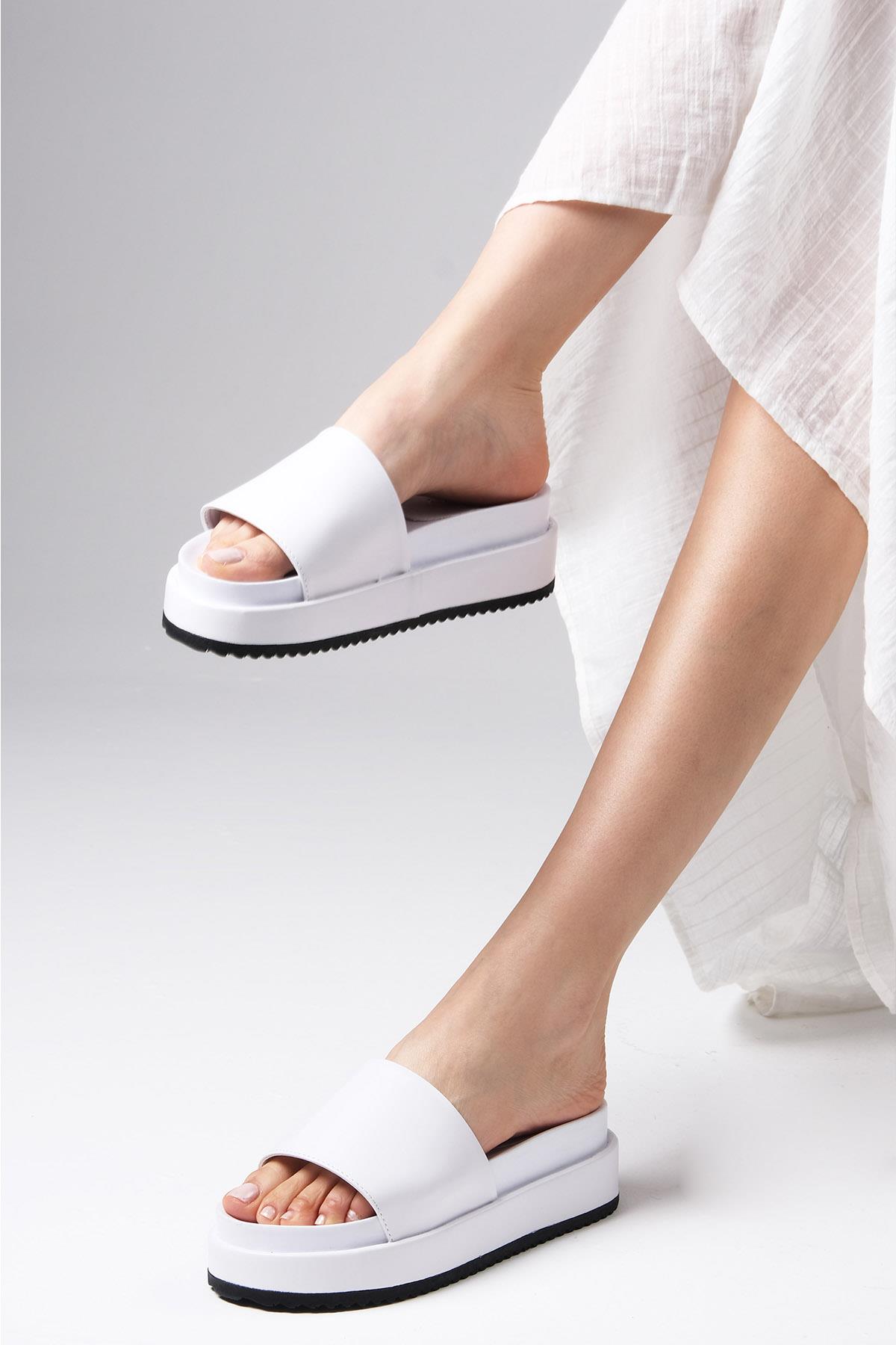 Mio Gusto Beyaz Renk Kalın Tabanlı Terlik