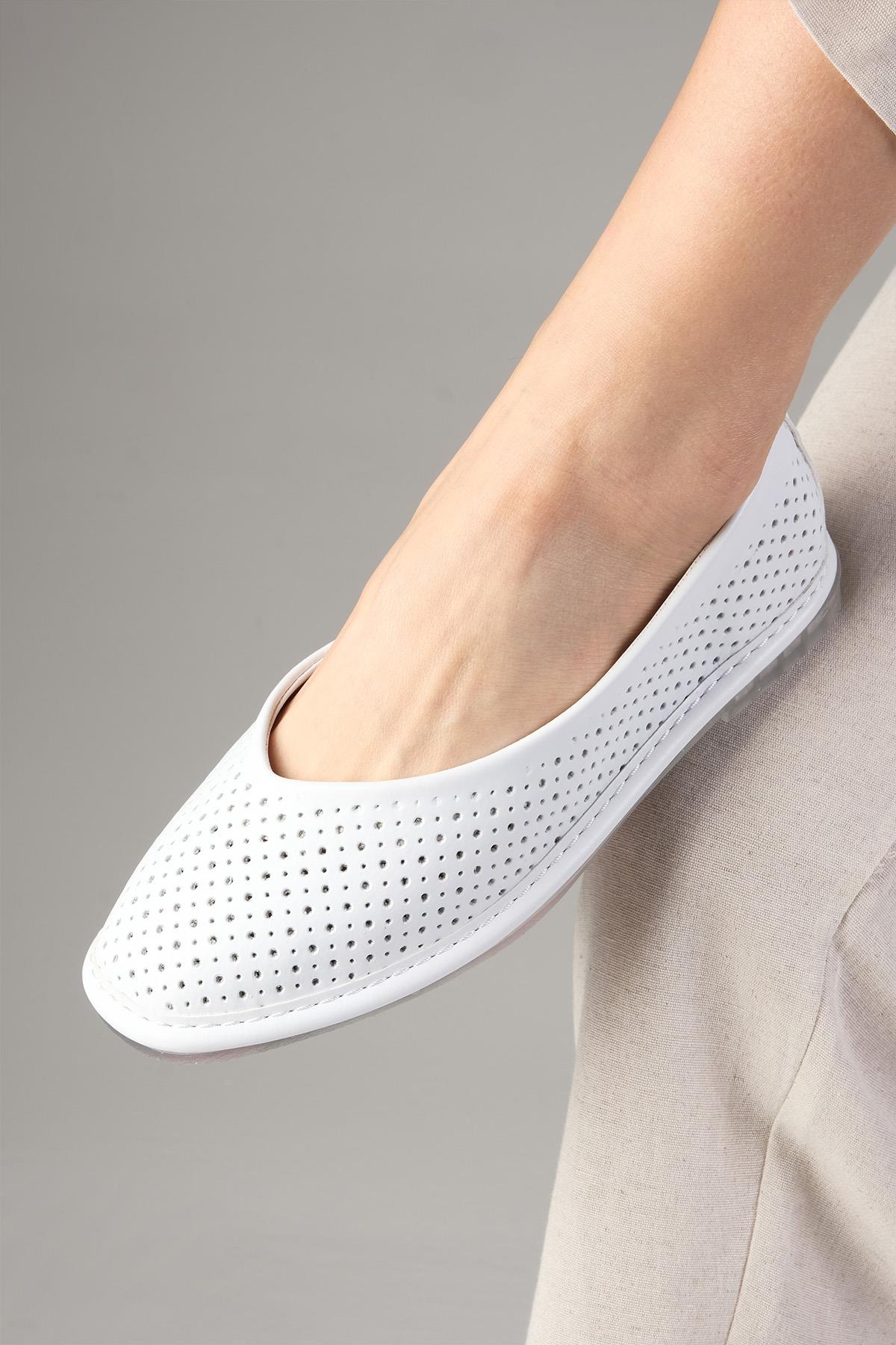 Emily Beyaz Renk Oval Burunlu Babet