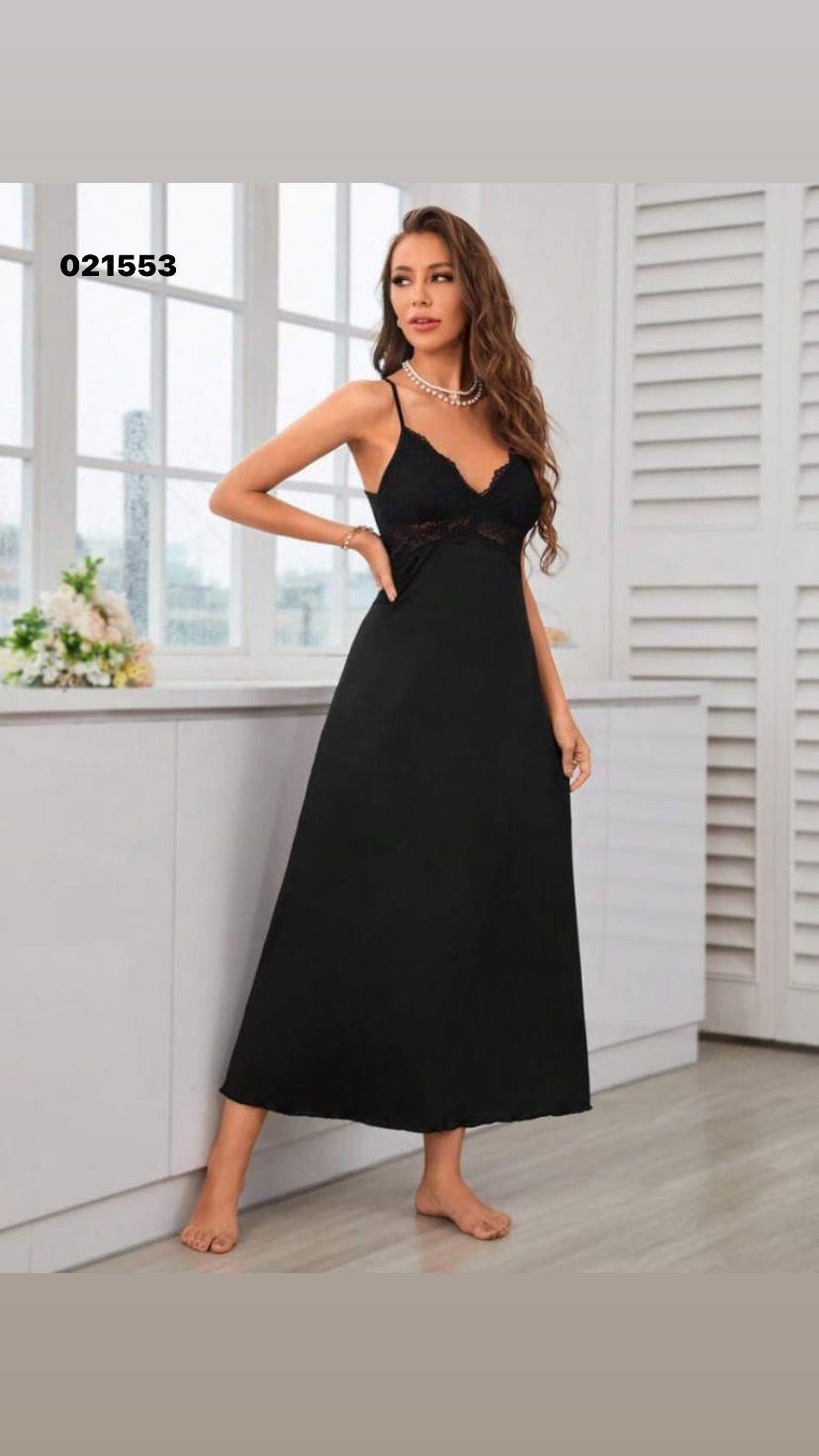 Gögüs ve bel dantel detay sırt ve yaka dekolteli gecelik elbise