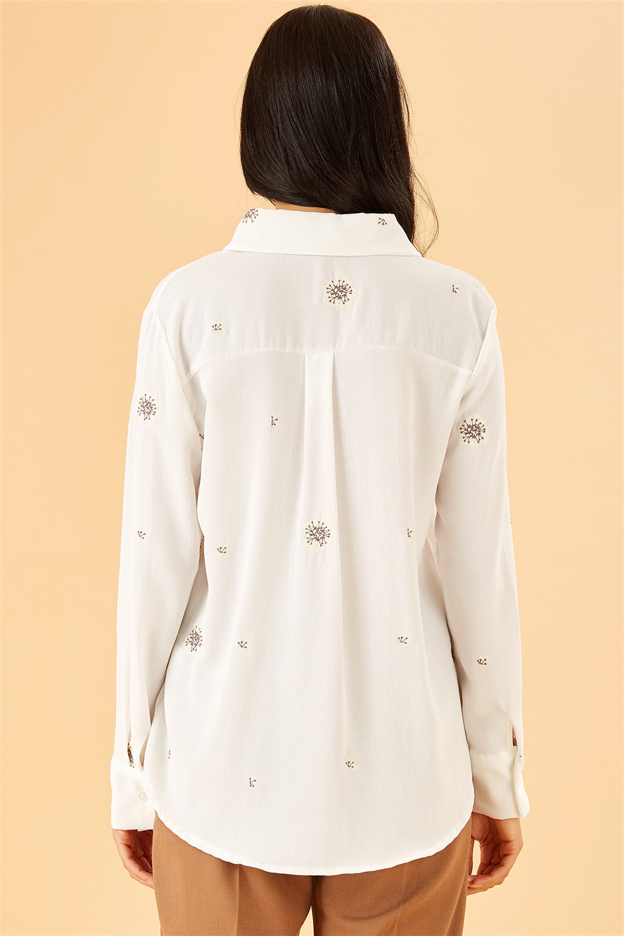 Çiçek Nakışlı Ekru Rengi Gömlek