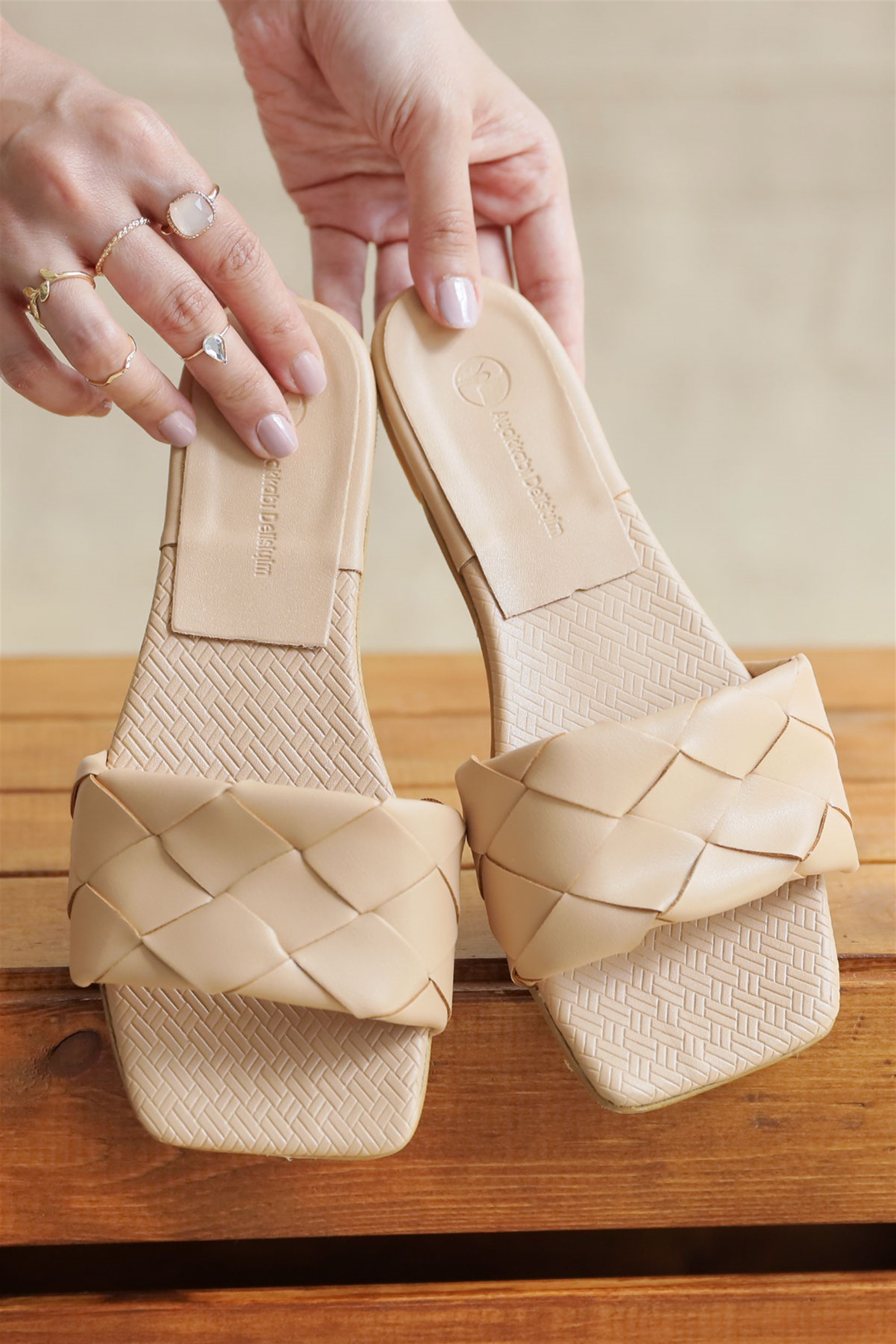 Merni Ten Rengi Topuksuz Kadın Terlik