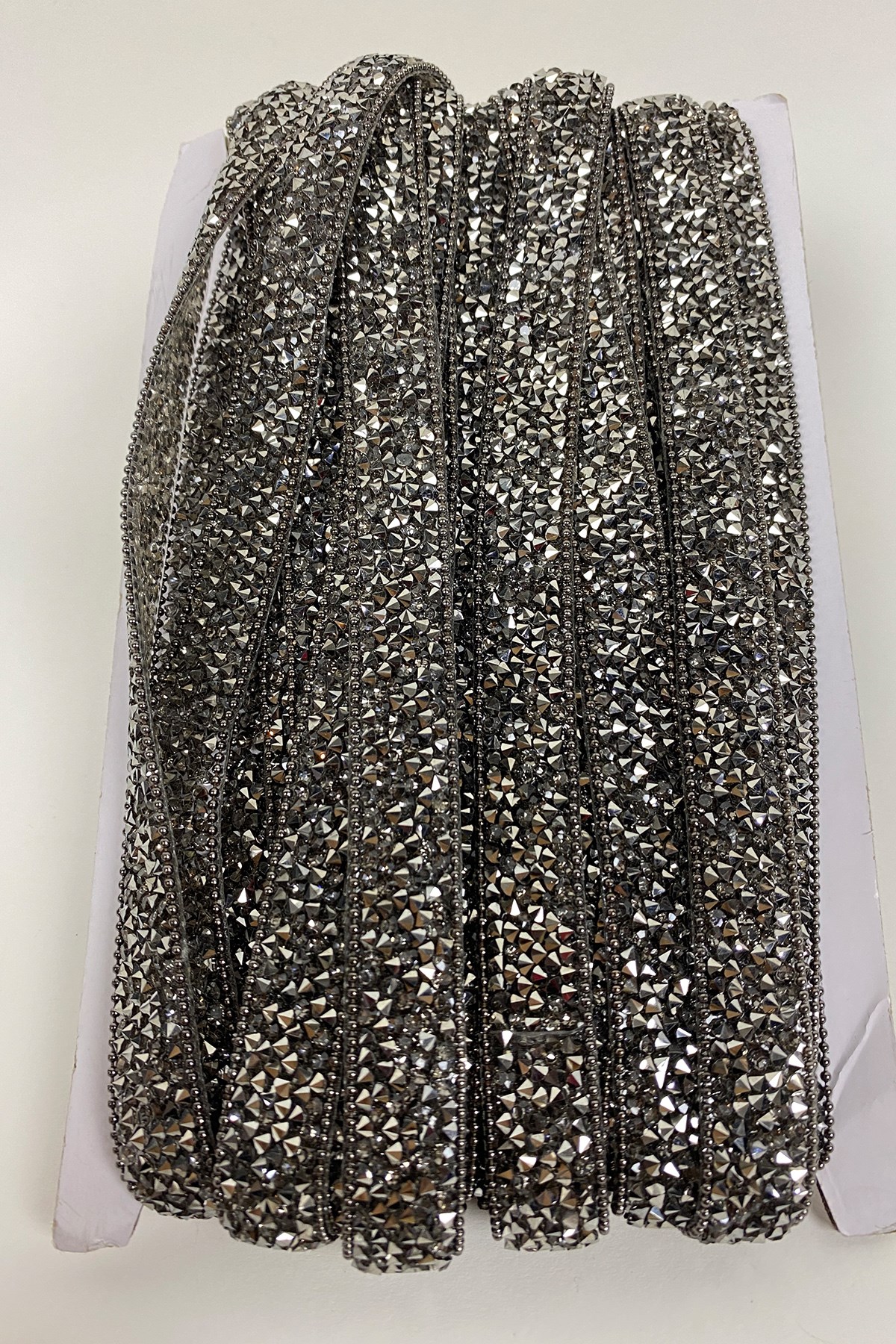 Antrasit Gri Ütüyle Yapışan Taşlı Zincirli Şerit Aplik | Hayalperest