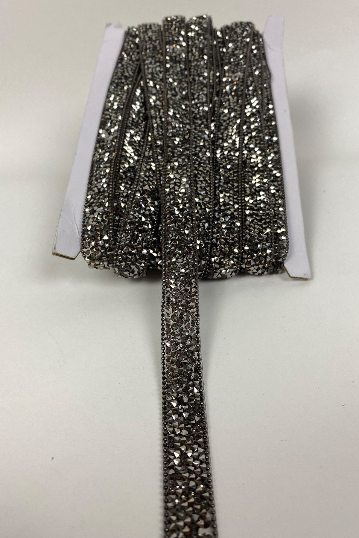 Antrasit Gri Ütüyle Yapışan Taşlı Zincirli Şerit Aplik | Hayalperest