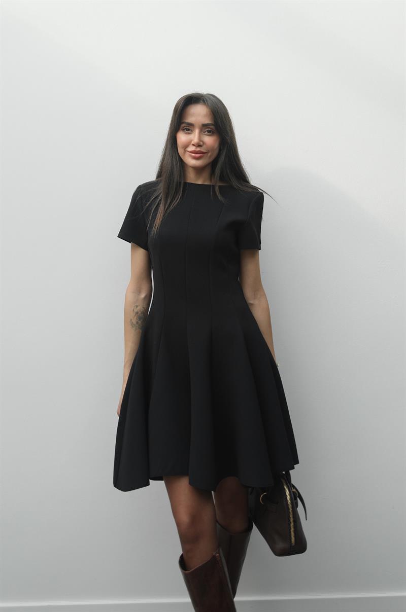 Siyah Volanlı Kısa Elbise 799,00 TL