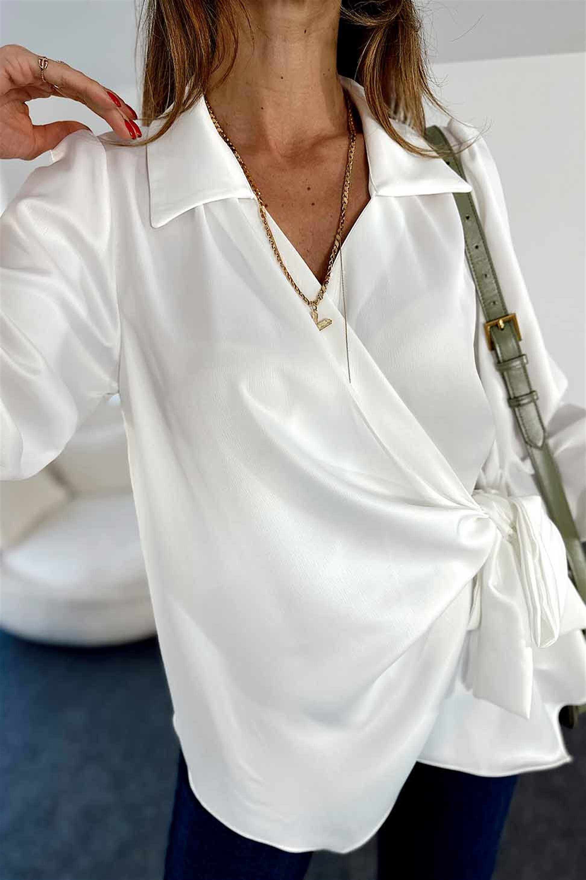 Yandan Bağlama Detay Asimetrik Kruvaze Saten Bluz Beyaz - Butik Gardrop