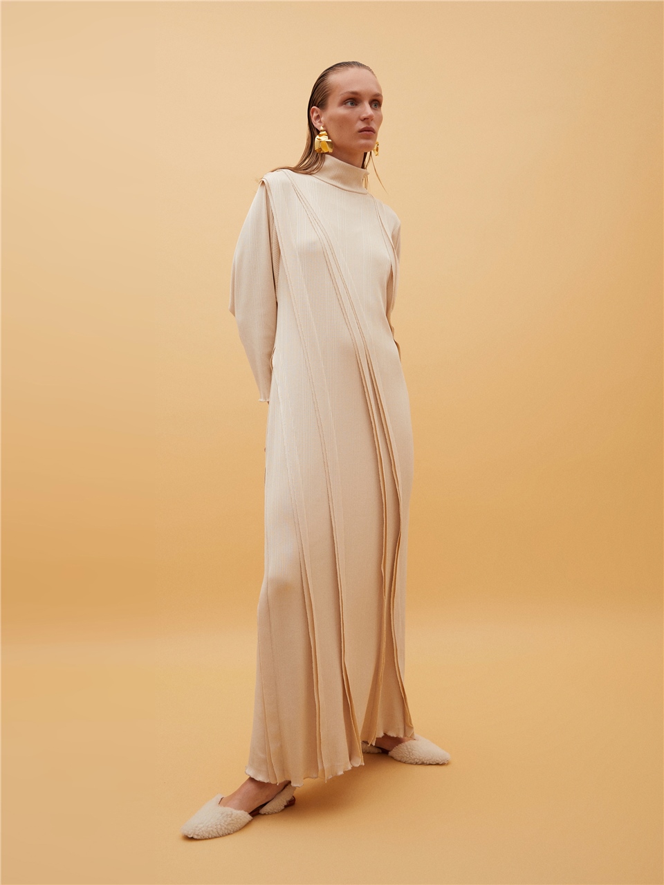 Boğazlı Uzun Krem Rengi Elbise