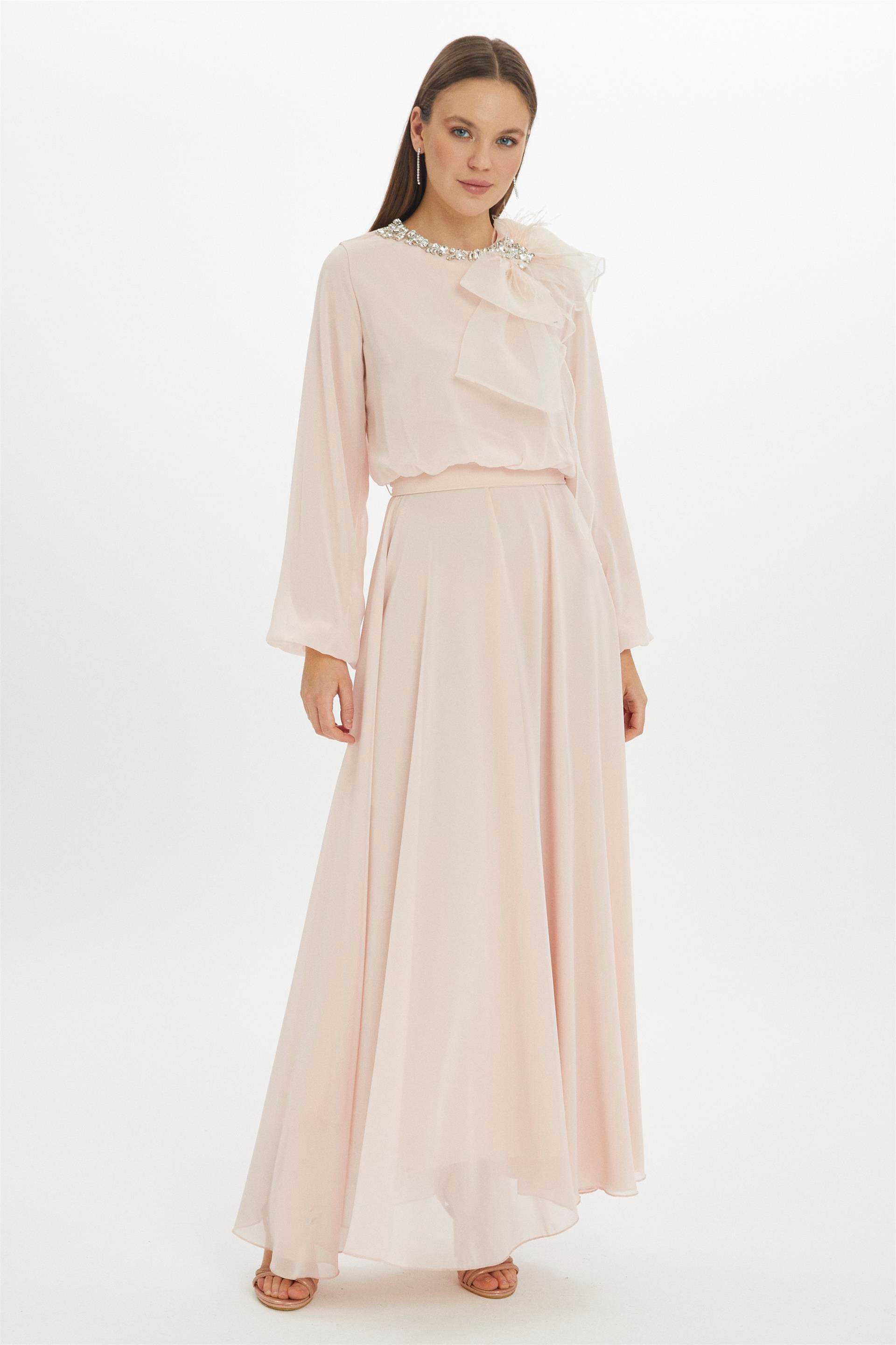 Yakası Taşlı Fiyonk Detaylı Uzun Pudra Elbise E-0288 - Zühre