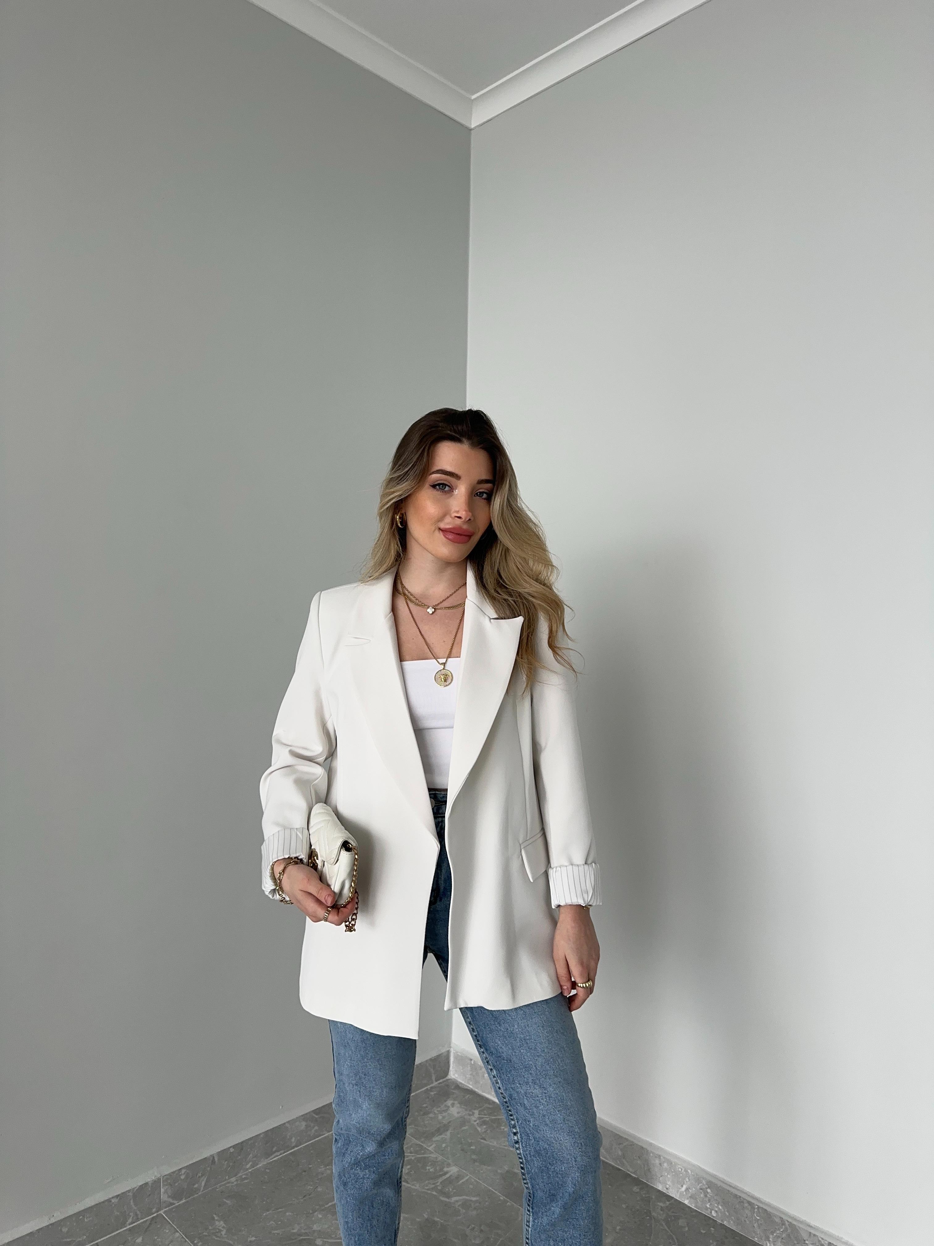Beyaz Renk Kolu Katlamalı Blazer Ceket | Ceyda Kırdemir