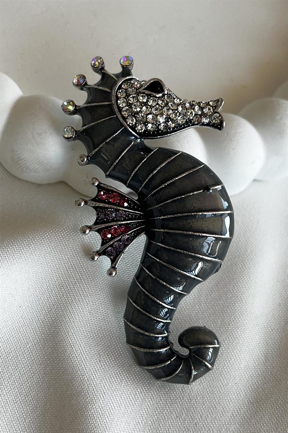 Takıştır Bijuteri Online | Deniz Atı Figürlü Broş