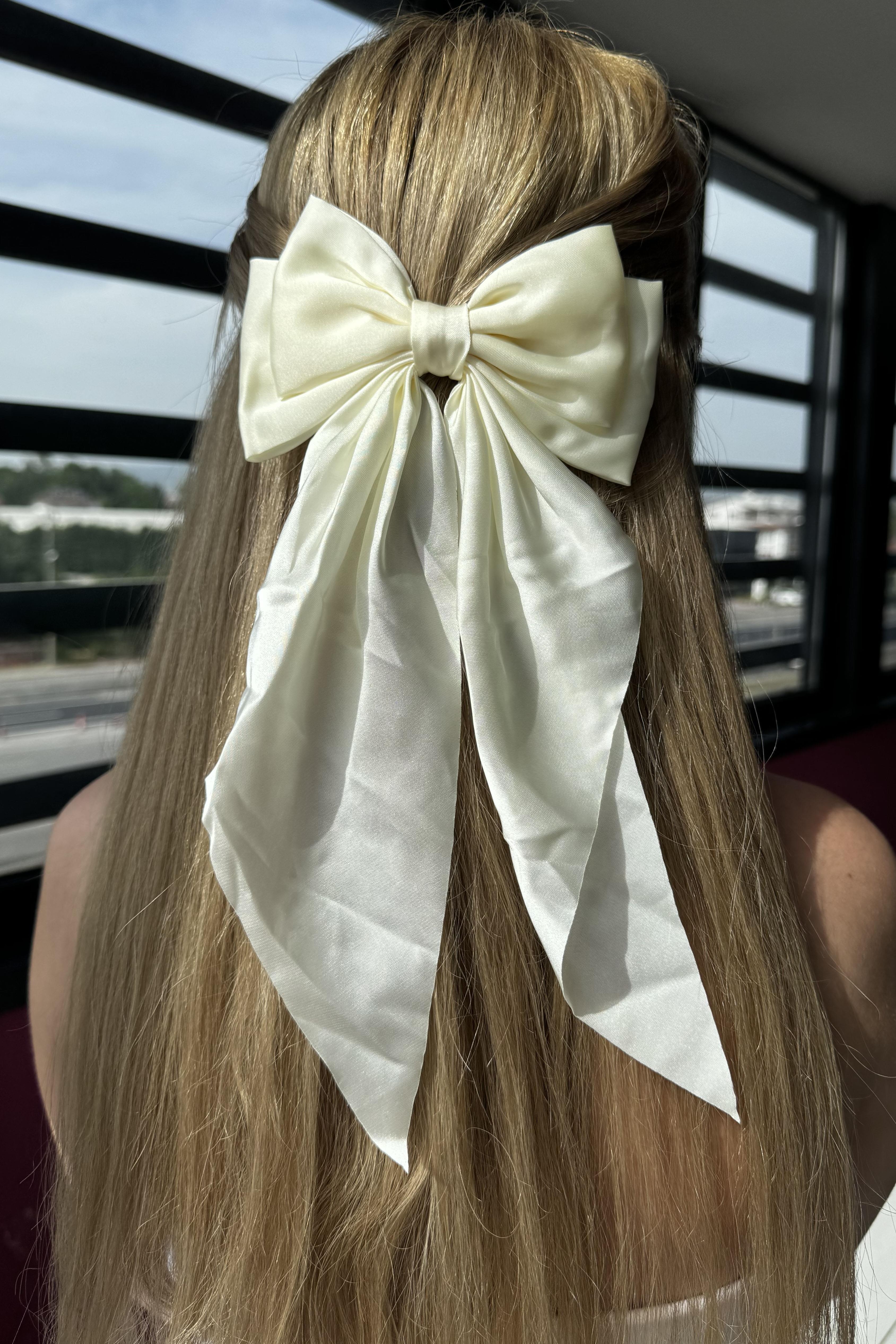 Takıştır Bijuteri Online | Krem Renk Kurdele Figürlü Otomat Toka