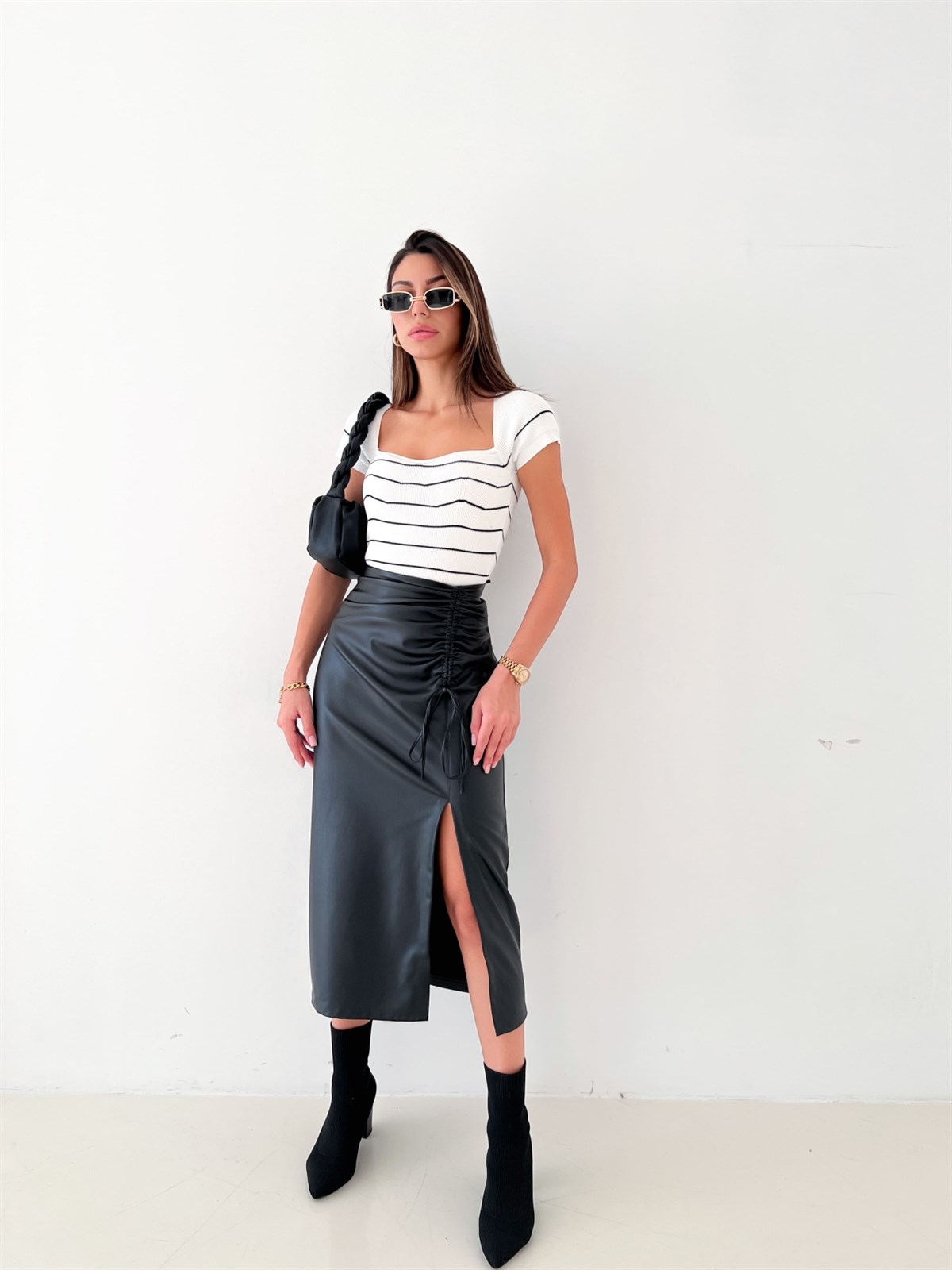 Siyah Deri Yırtmaçlı Etek