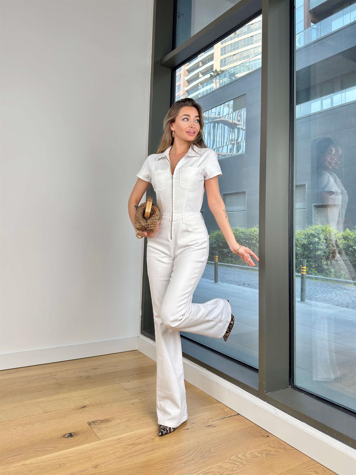 Önden Fermuarlı Kısa Kol İspanyol Paça Dinale Beyaz Kadın Kot Tulum 25Y288