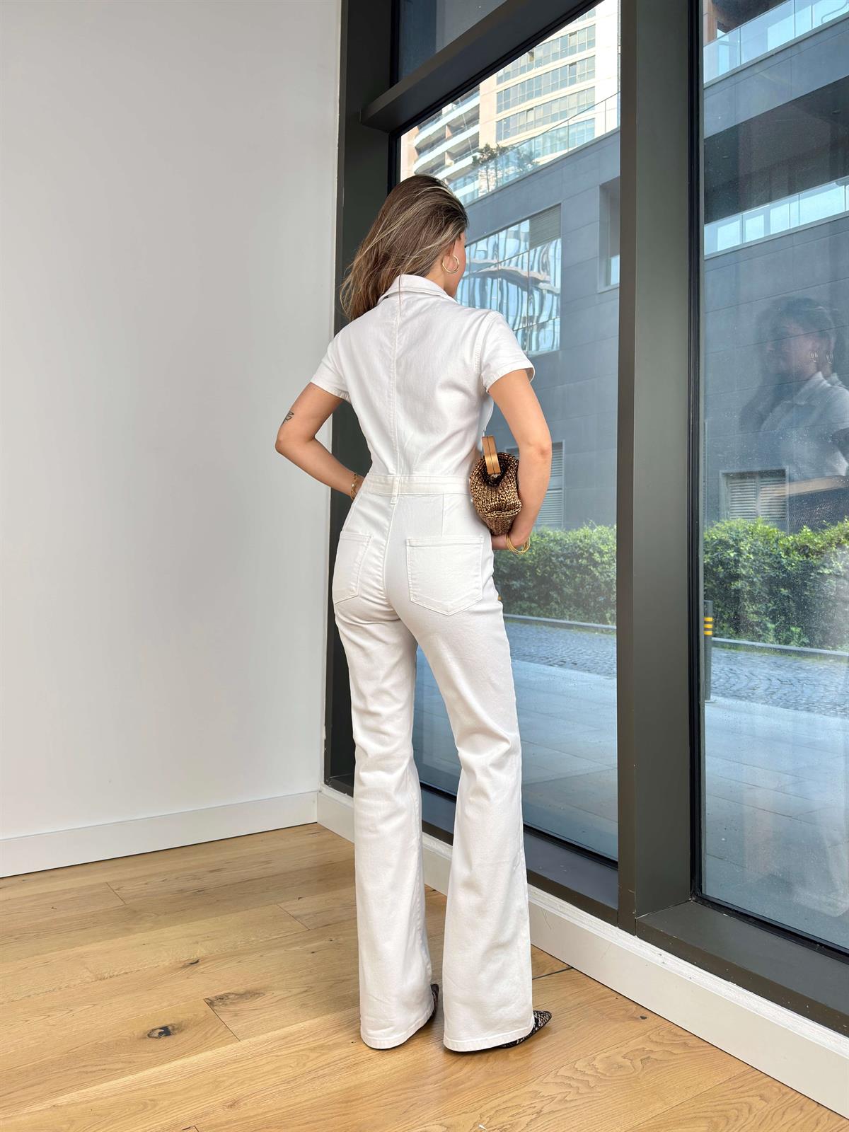 Önden Fermuarlı Kısa Kol İspanyol Paça Dinale Beyaz Kadın Kot Tulum 25Y288