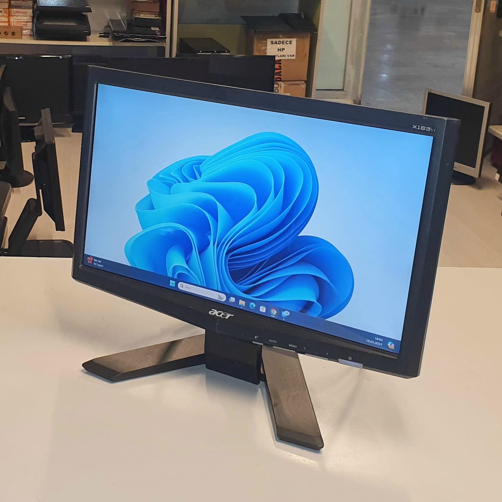Acer x163w 16 inç Monitör Parlak Ekran 2.El