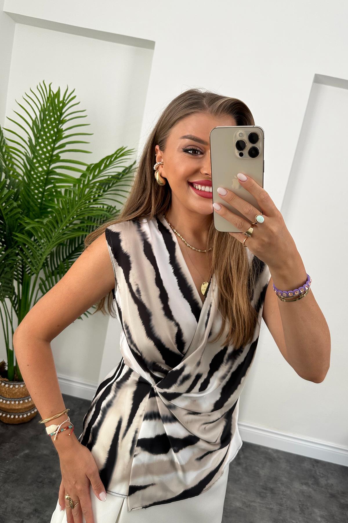 Lüx Kalite İpek Saten Kolsuz Kruvaze Bluz Siyah Bej Desenli - Nişantaşı Butika'da