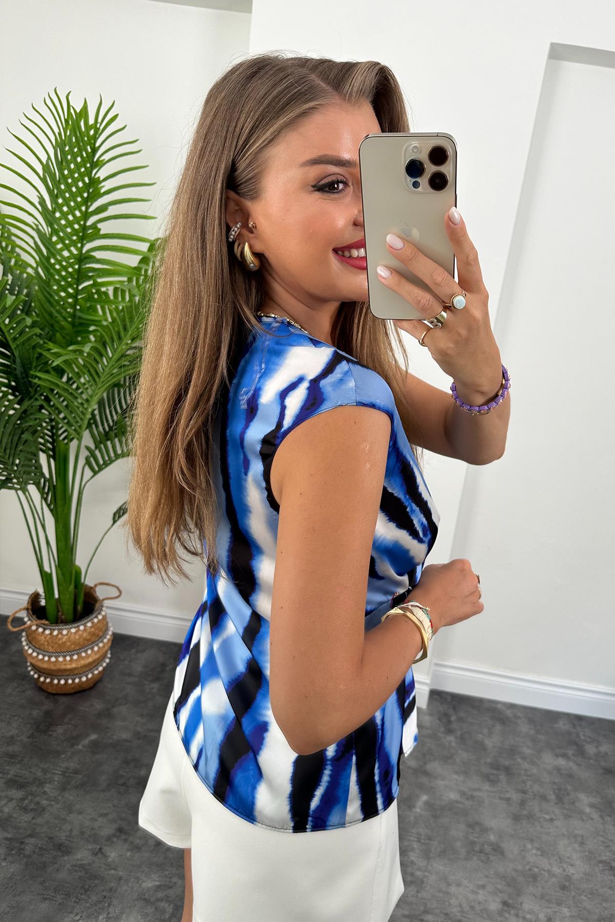 Lüx Kalite İpek Saten Kolsuz Kruvaze Bluz Mavi Beyaz Desenli - Nişantaşı Butika'da