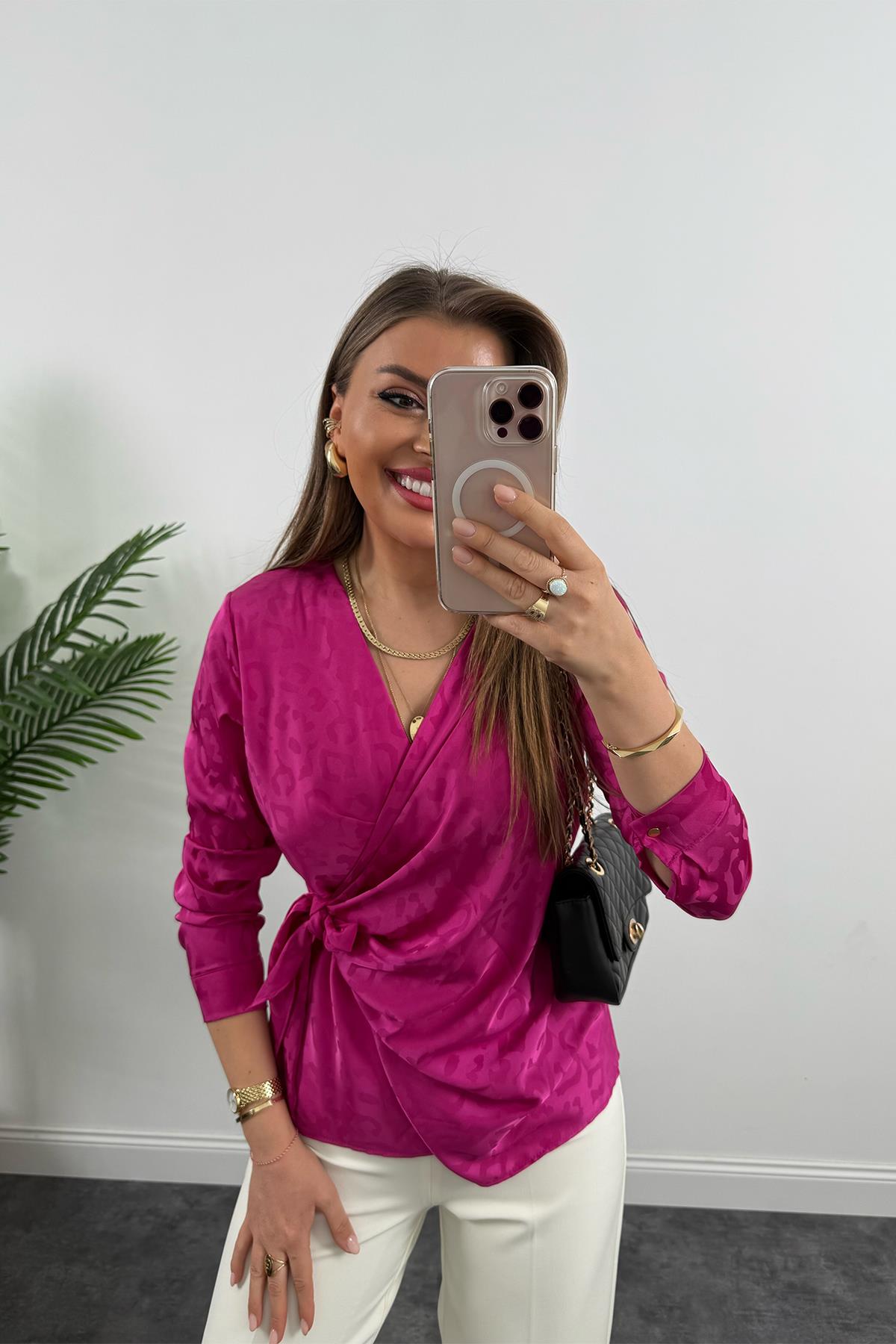 Lüx Kalite İpek Saten Leopar Jakarlı Kruvaze Bluz Fuşya - Nişantaşı Butika'da