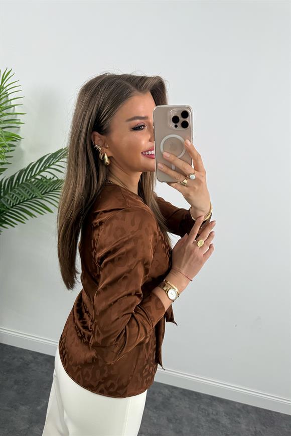 Lüx Kalite İpek Saten Leopar Jakarlı Kruvaze Bluz Kahverengi – Nişantaşı Butika’da