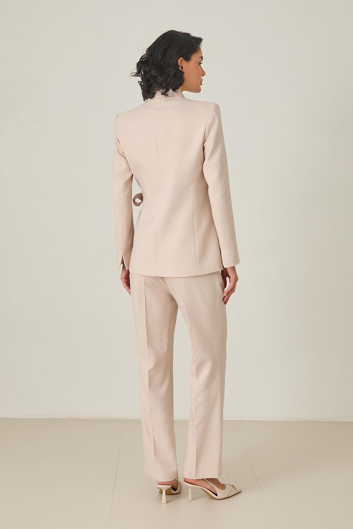 Kadın Bej Yakada Broş Ve Bağlama Detaylı Ceket Rahat Kesim Pantolonlu ...