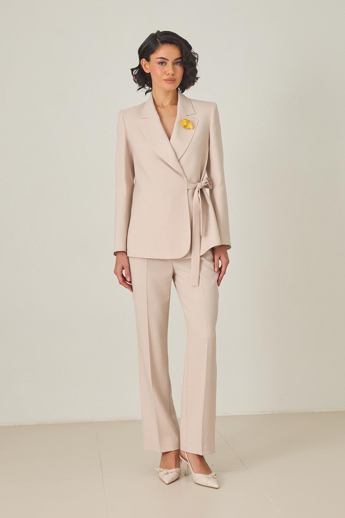 Kadın Bej Yakada Broş Ve Bağlama Detaylı Ceket Rahat Kesim Pantolonlu ...