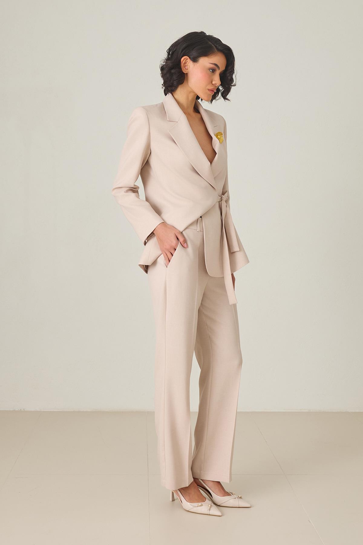 Kadın Bej Yakada Broş Ve Bağlama Detaylı Ceket Rahat Kesim Pantolonlu ...