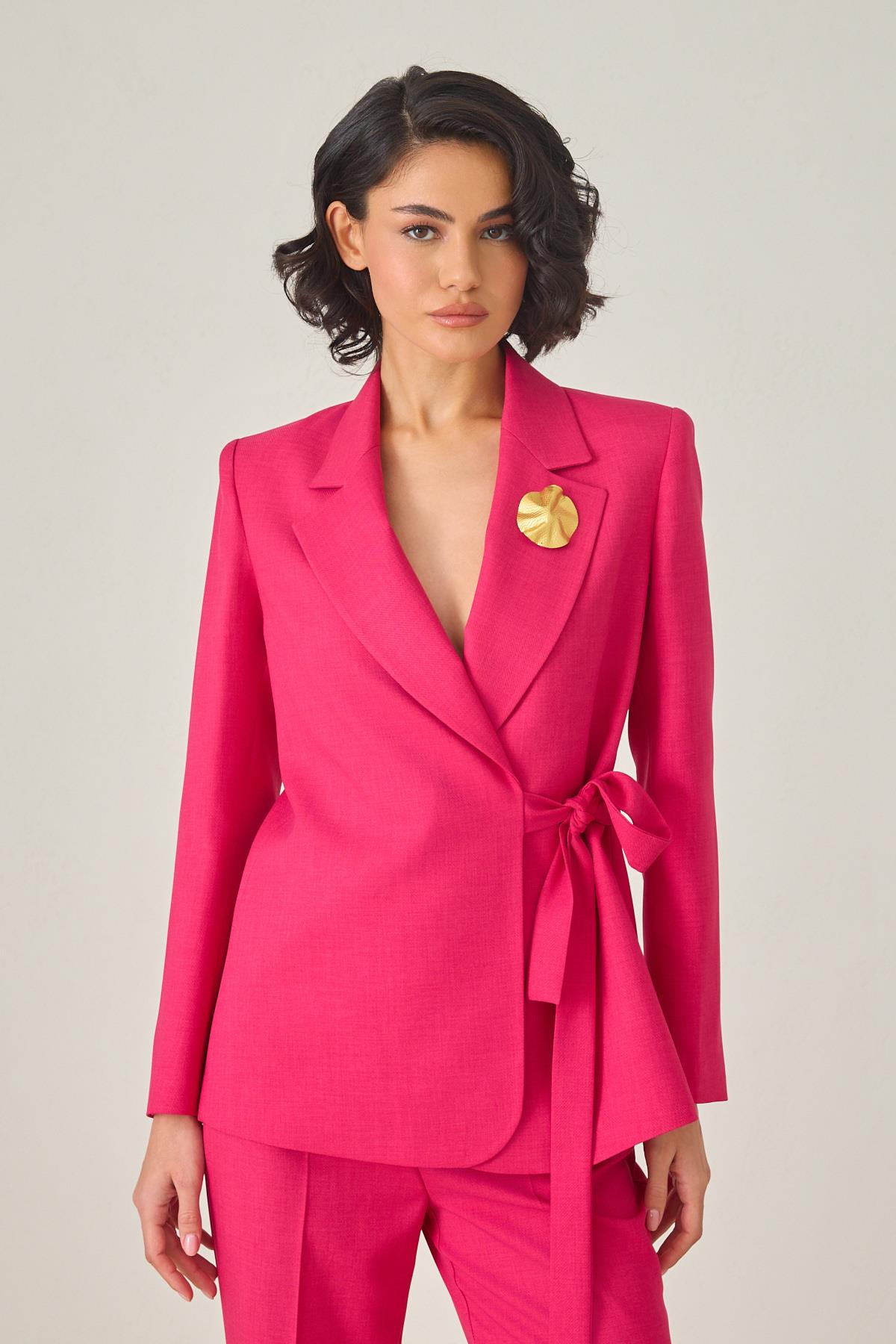 Kadın Fuşya Yakada Broş Ve Bağlama Detaylı Ceket Rahat Kesim Pantolonlu ...