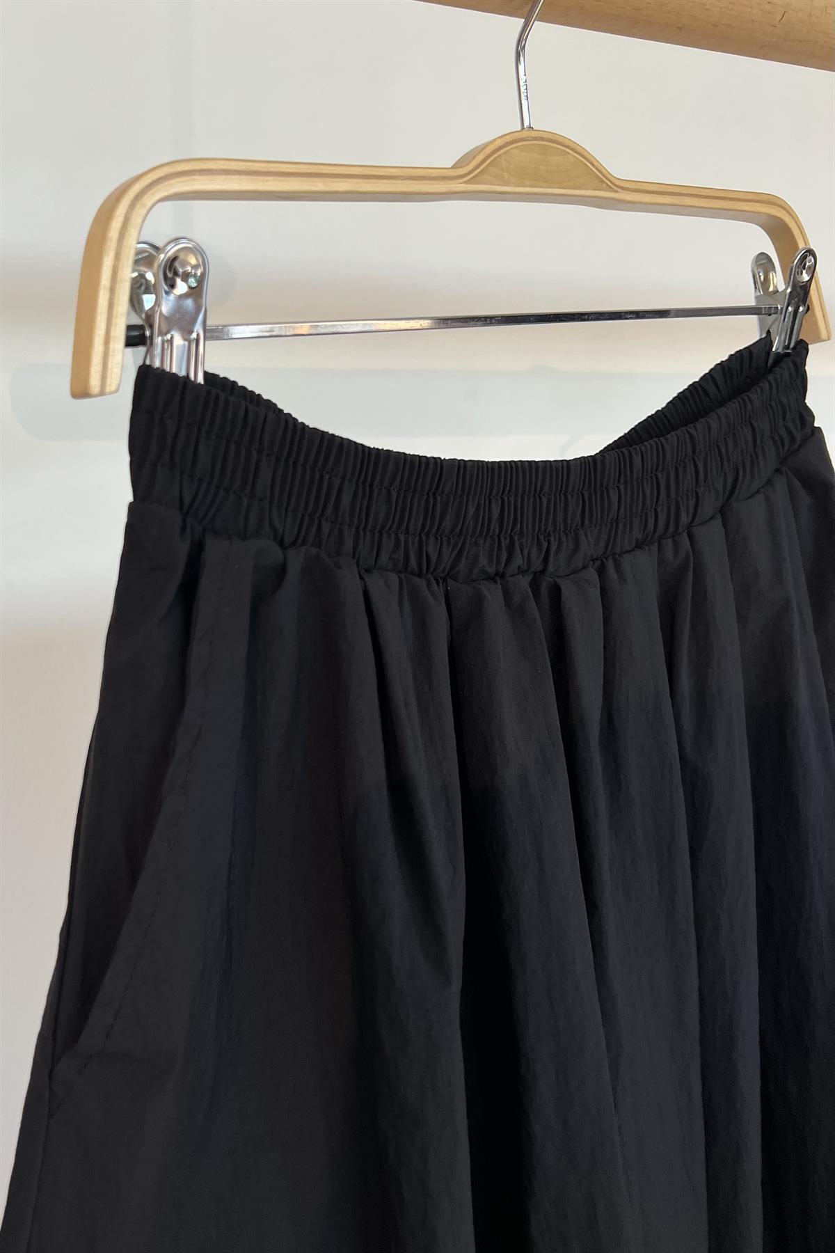 Siyah Cepli Uzun Paraşüt Etek uygun fiyatlarda www.butikhola.com adresinde Siyah Cepli Uzun Paraşüt Etek uygun fiyatlarda www.butikhola.com adresinde
