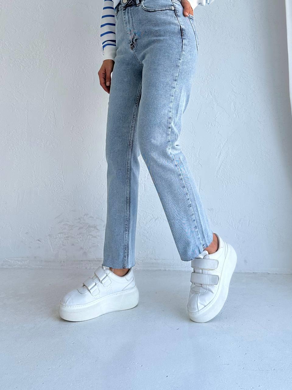 Moda Ala | Yüksek Bel Mom Pantolon Açık Kot ile Rahat ve Şık Kombinler Moda Ala | Yüksek Bel Mom Pantolon Açık Kot ile Rahat ve Şık Kombinler