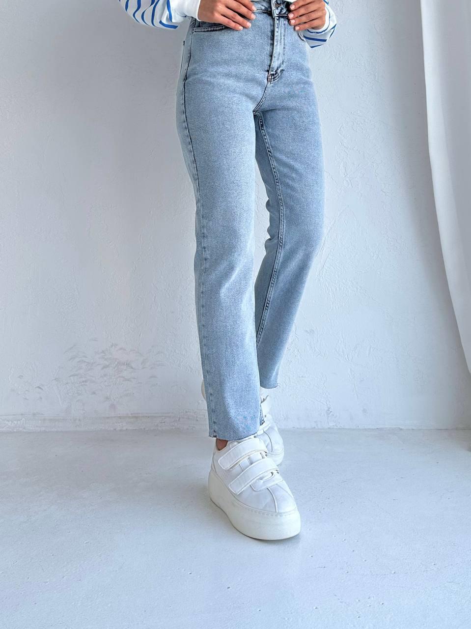 Moda Ala | Yüksek Bel Mom Pantolon Açık Kot ile Rahat ve Şık Kombinler Moda Ala | Yüksek Bel Mom Pantolon Açık Kot ile Rahat ve Şık Kombinler