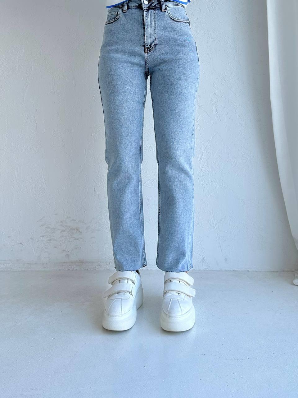 Moda Ala | Yüksek Bel Mom Pantolon Açık Kot ile Rahat ve Şık Kombinler Moda Ala | Yüksek Bel Mom Pantolon Açık Kot ile Rahat ve Şık Kombinler