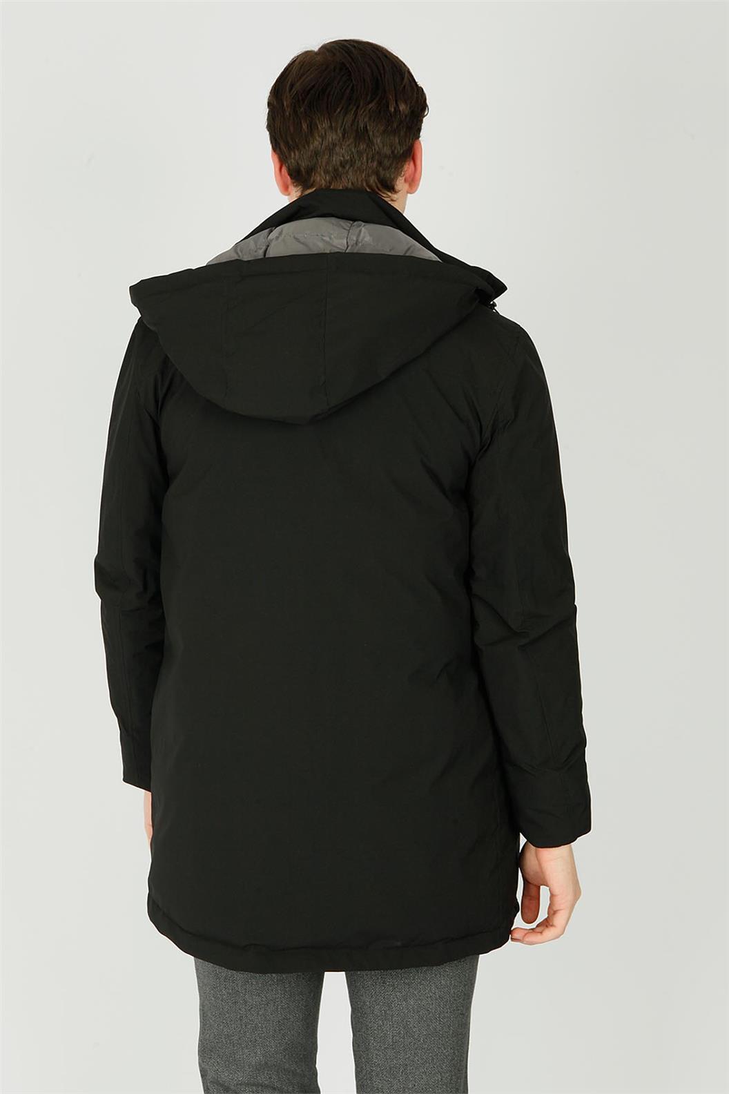 Siyah Kapişonlu Kışlık Mont