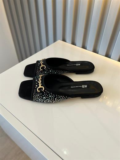 Zarif taş süslemeleri ve altın detaylı tokasıyla bu özel tasarım terlik ...