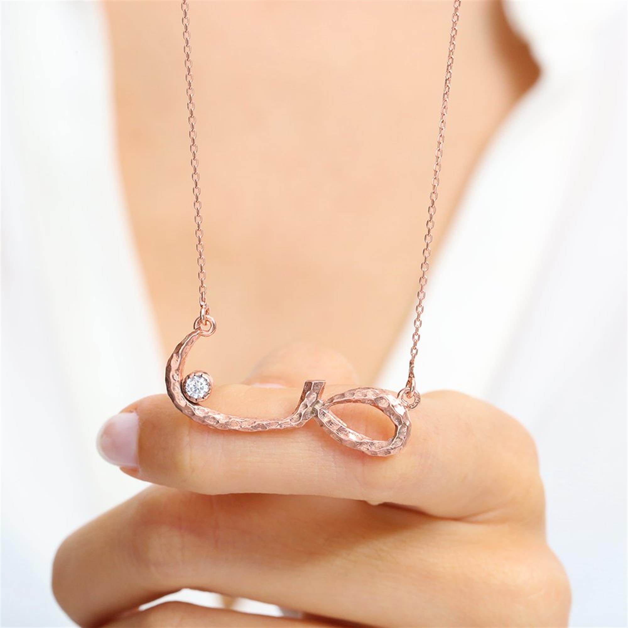 El İşçiliği Sad Harfi Rose Renk Gümüş Kolye | Mia Vento