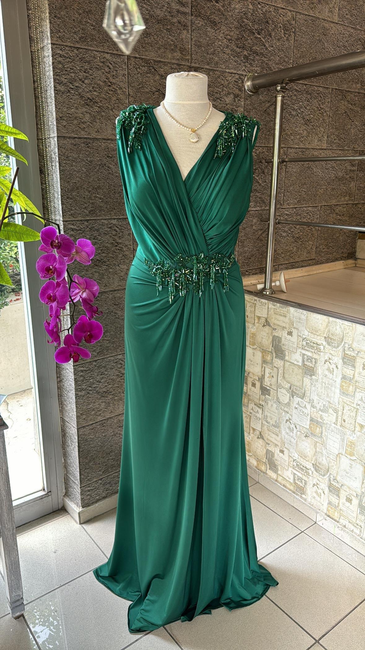 Omuzu ve Beli Boncuk İşlemeli Abiye Elbise 8090