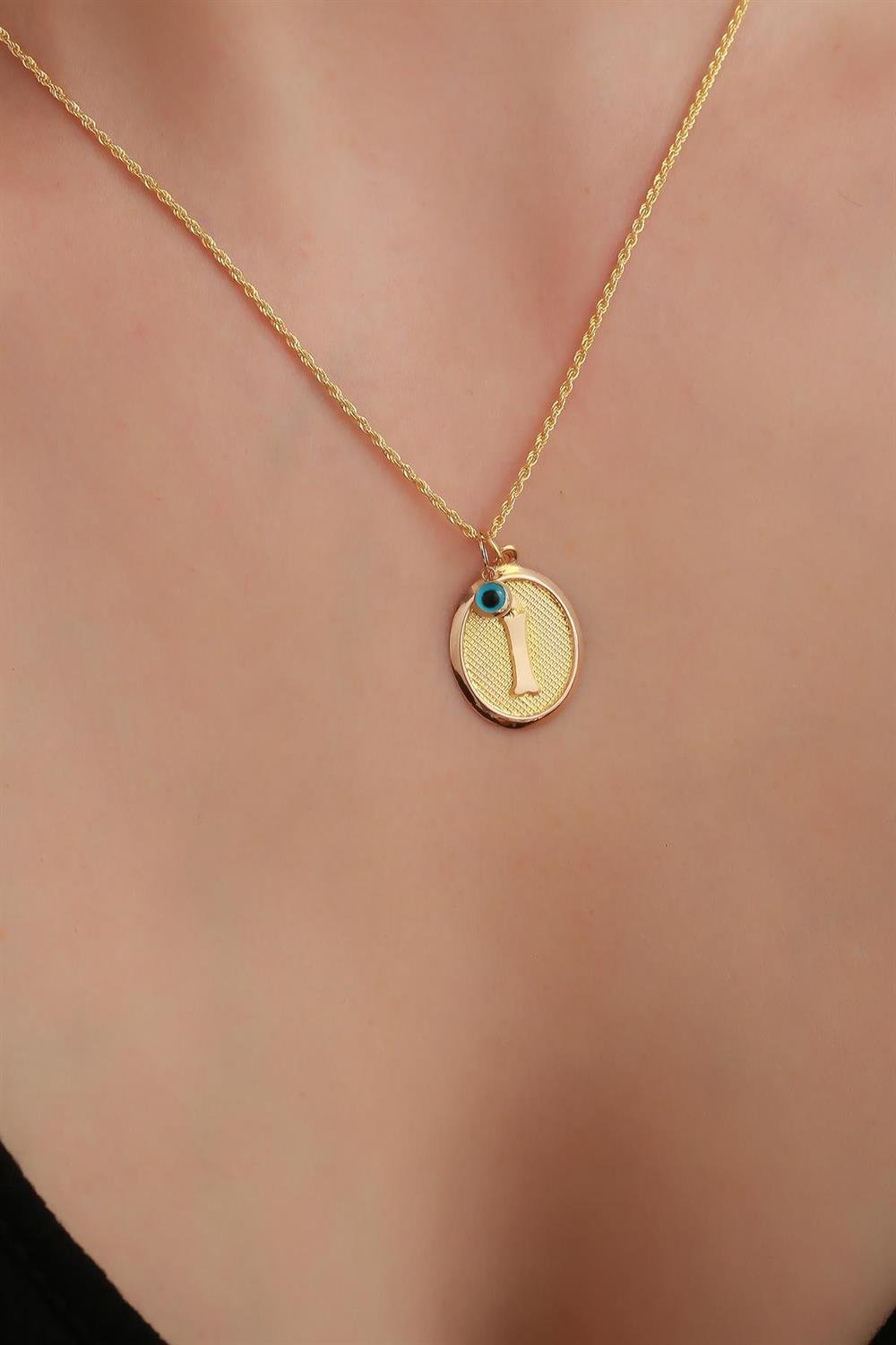 Altın İ Harf Oval Kolye