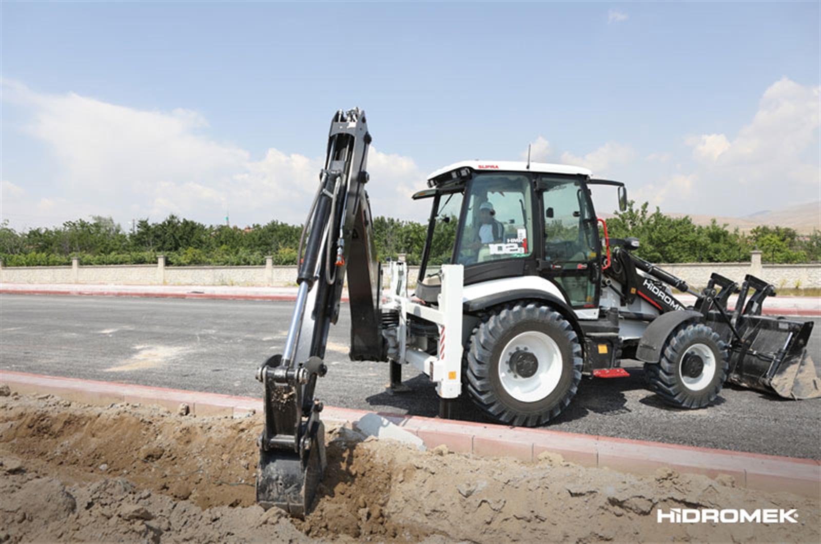 Hidromek HMK 102B SUPRA Backhoe Loader