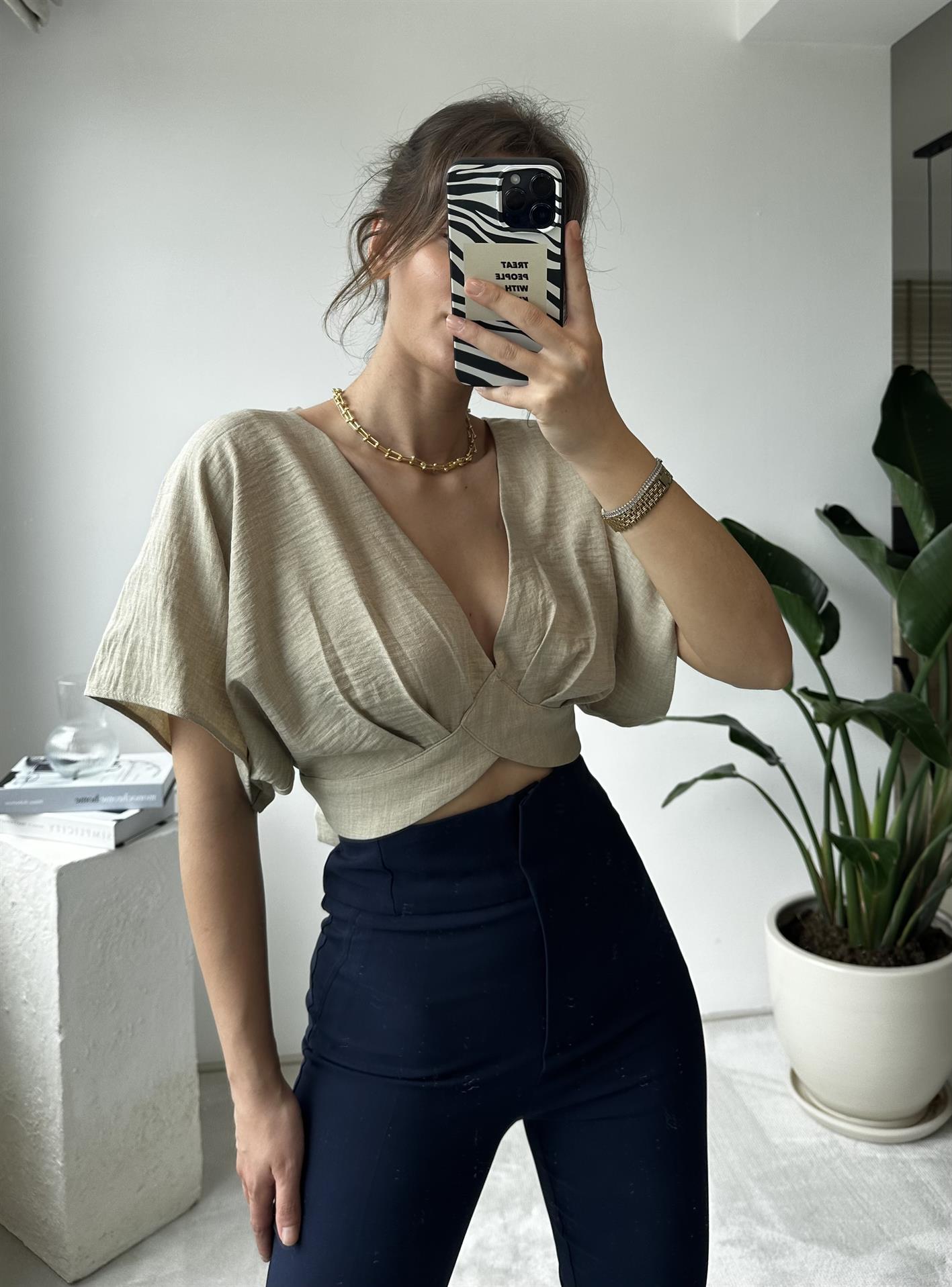 Olivia Bej Sırt Dekolte Bağlamalı Crop Keten Bluz Olivia Bej Sırt Dekolte Bağlamalı Crop Keten Bluz