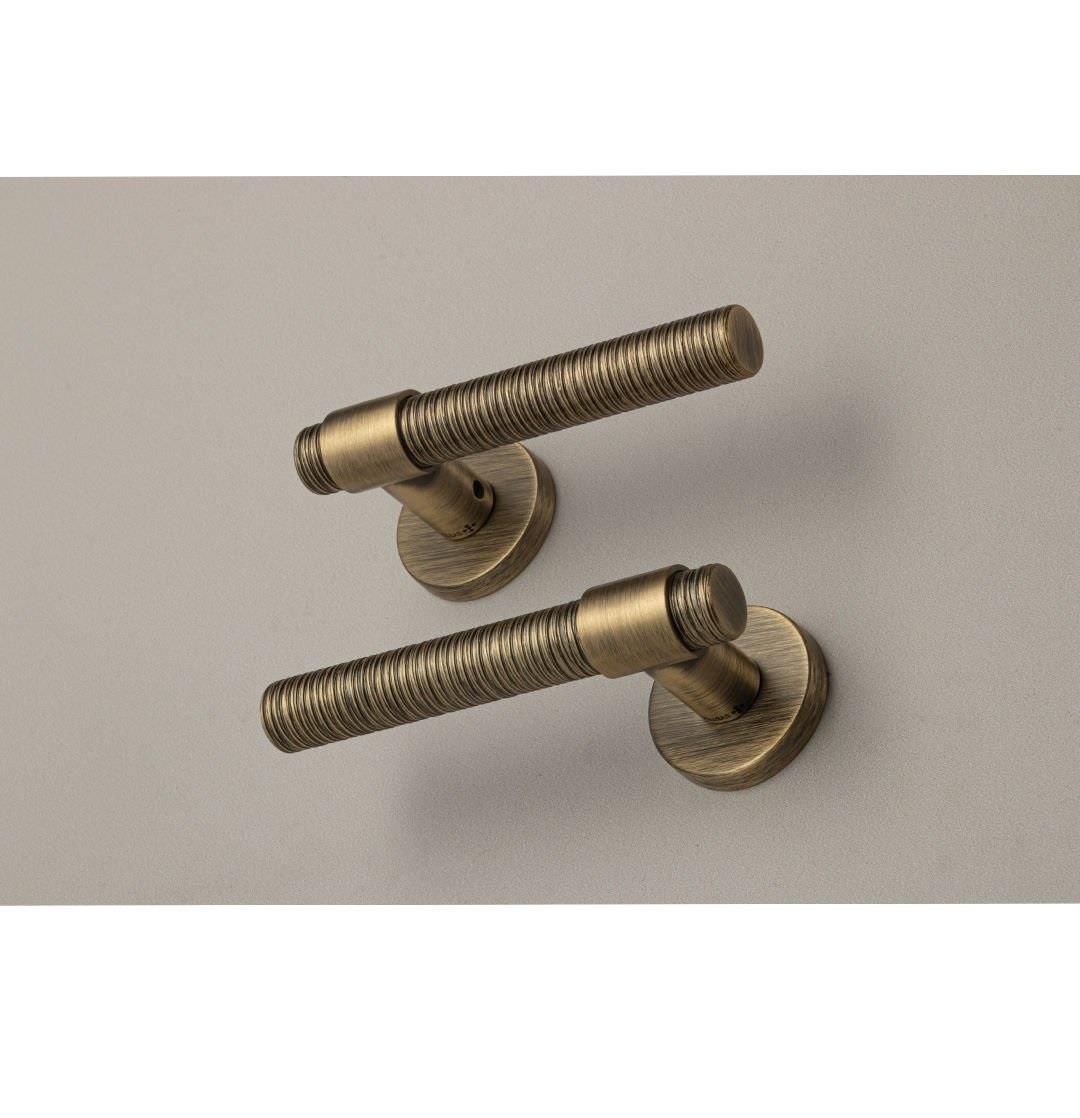Axel-V Rozetli Kapı Kolu Antik Bronz - Oda | Dizaynaks