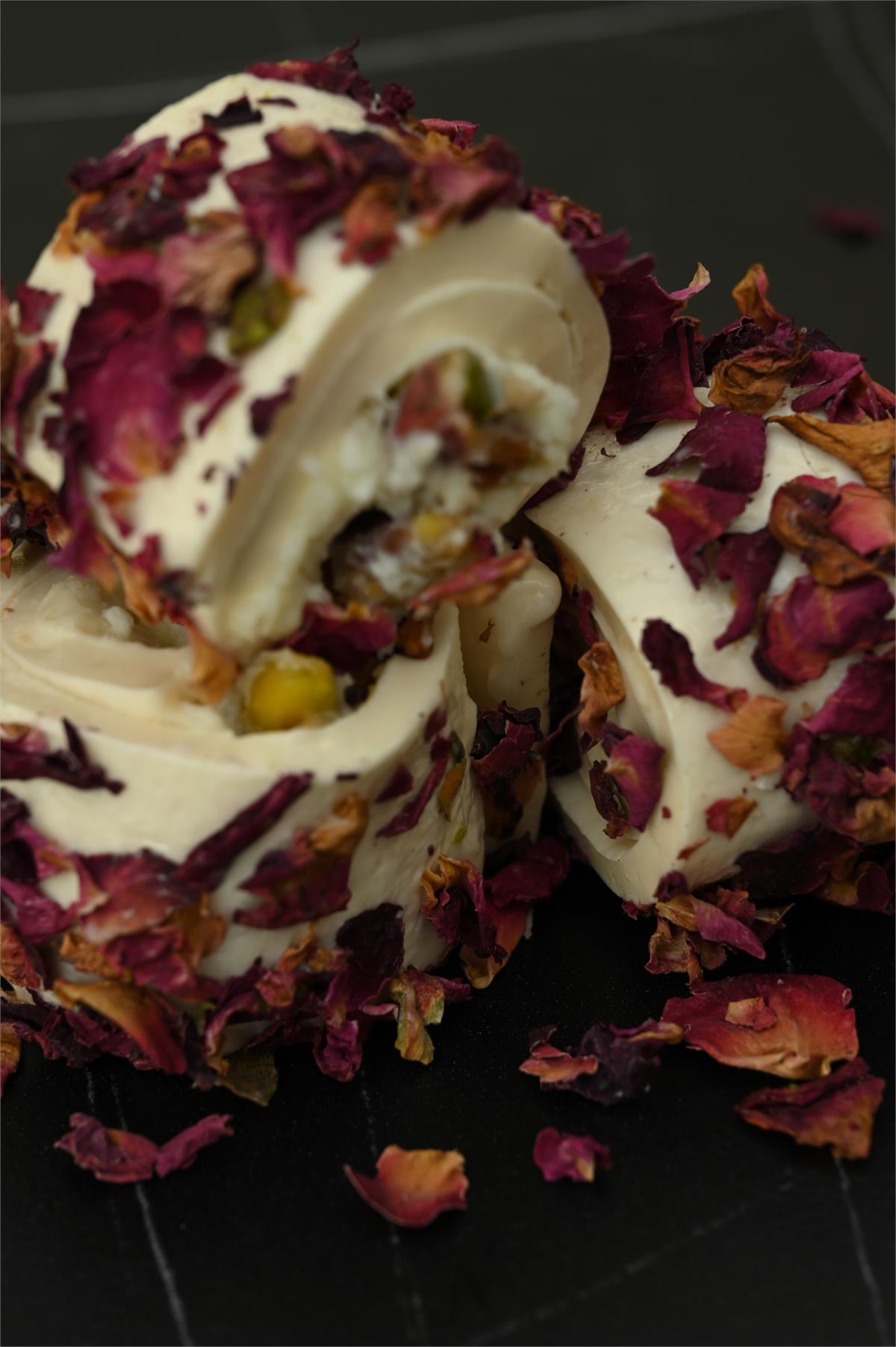 HİNDİSTAN CEVİZİ KAPLAMALI KAYMAKLI ANTEP FISTIKLI LOKUM