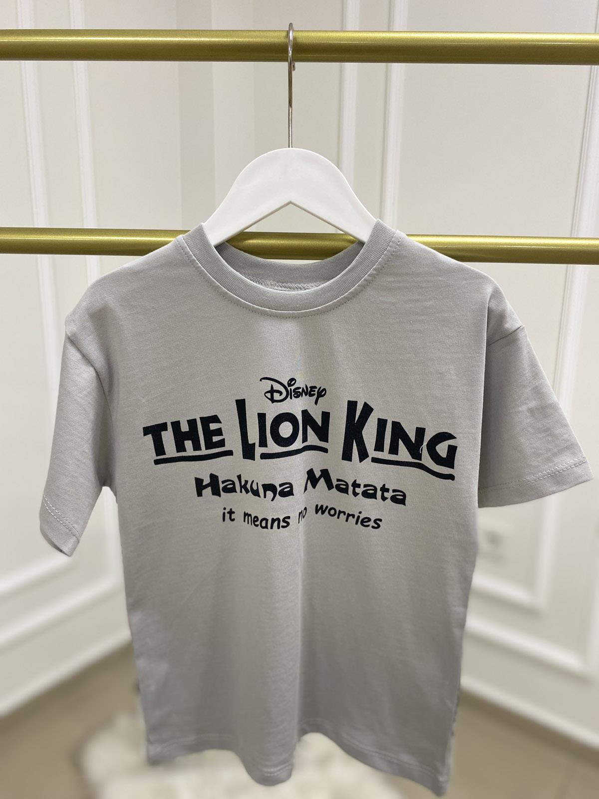 Lion King Sırt Baskılı Şortlu Erkek Çocuk Pamuklu İkili Takım Gri (2-8 Yaş) Lion King Sırt Baskılı Şortlu Erkek Çocuk Pamuklu İkili Takım Gri (2-8 Yaş)
