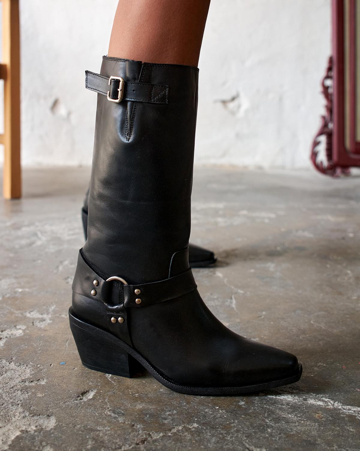 PELİNİNAYAKKABİLARİ