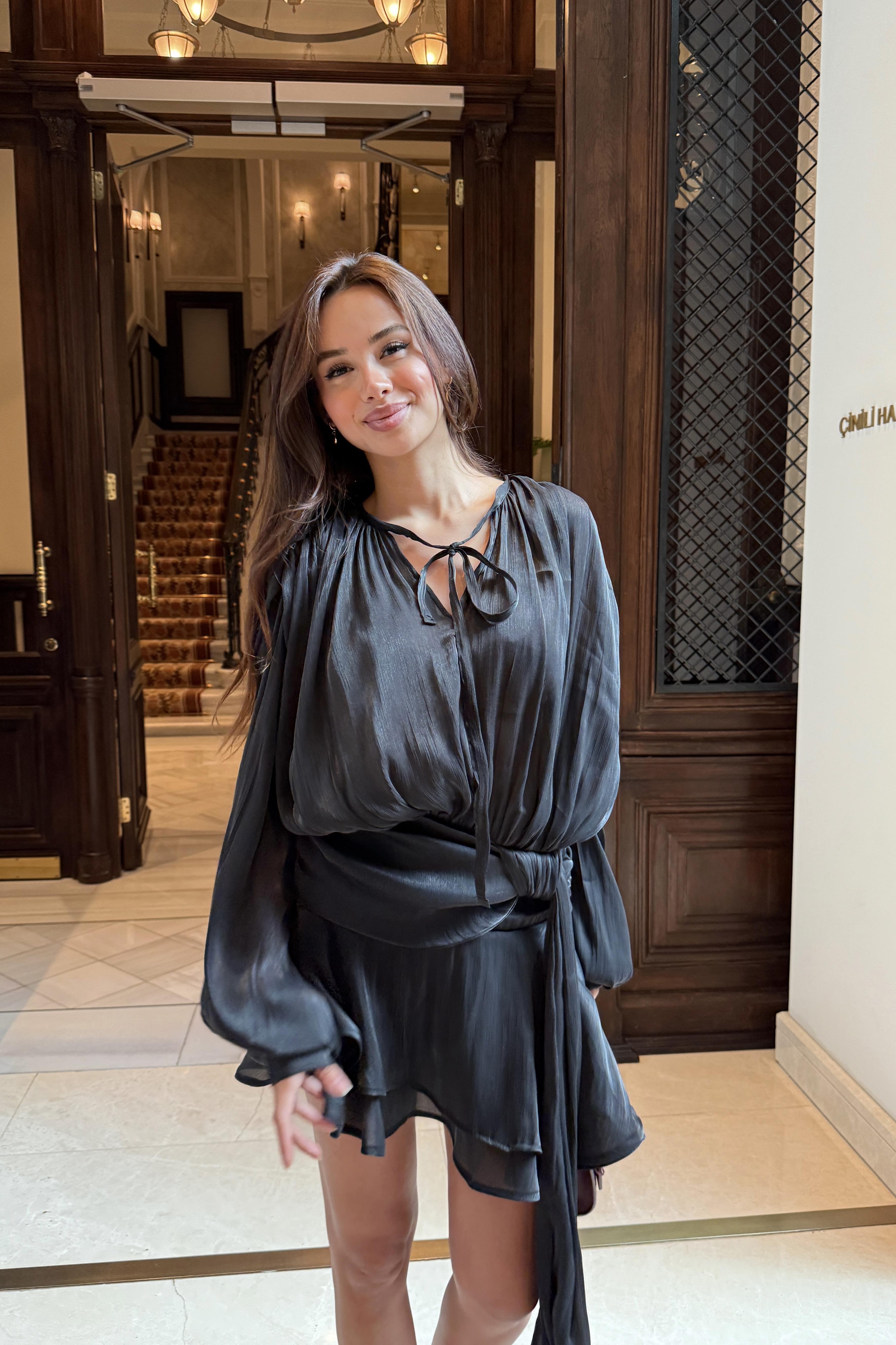 IŞILTILI DOKULU VOLANLI MİNİ ELBİSE SİYAH