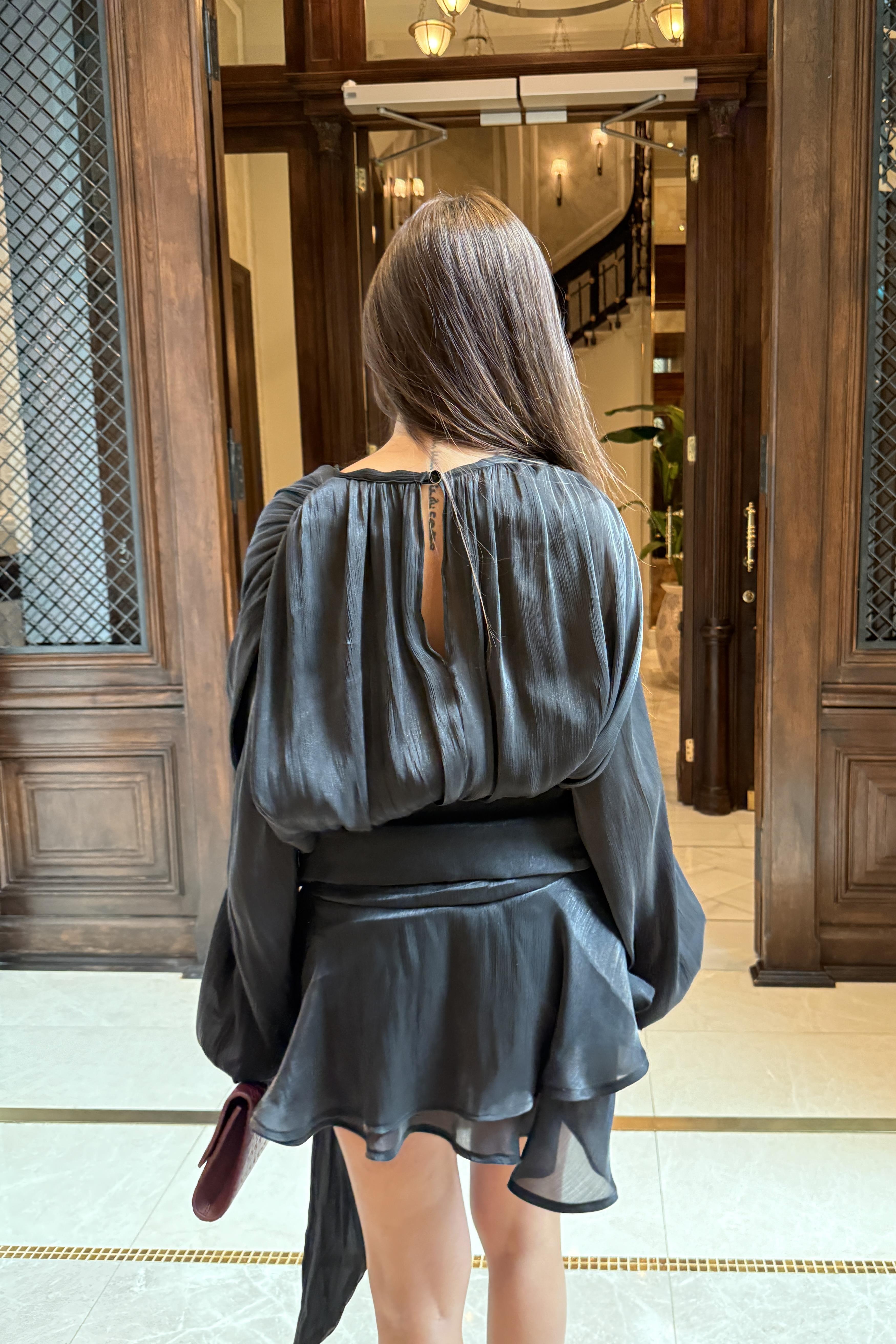 IŞILTILI DOKULU VOLANLI MİNİ ELBİSE SİYAH