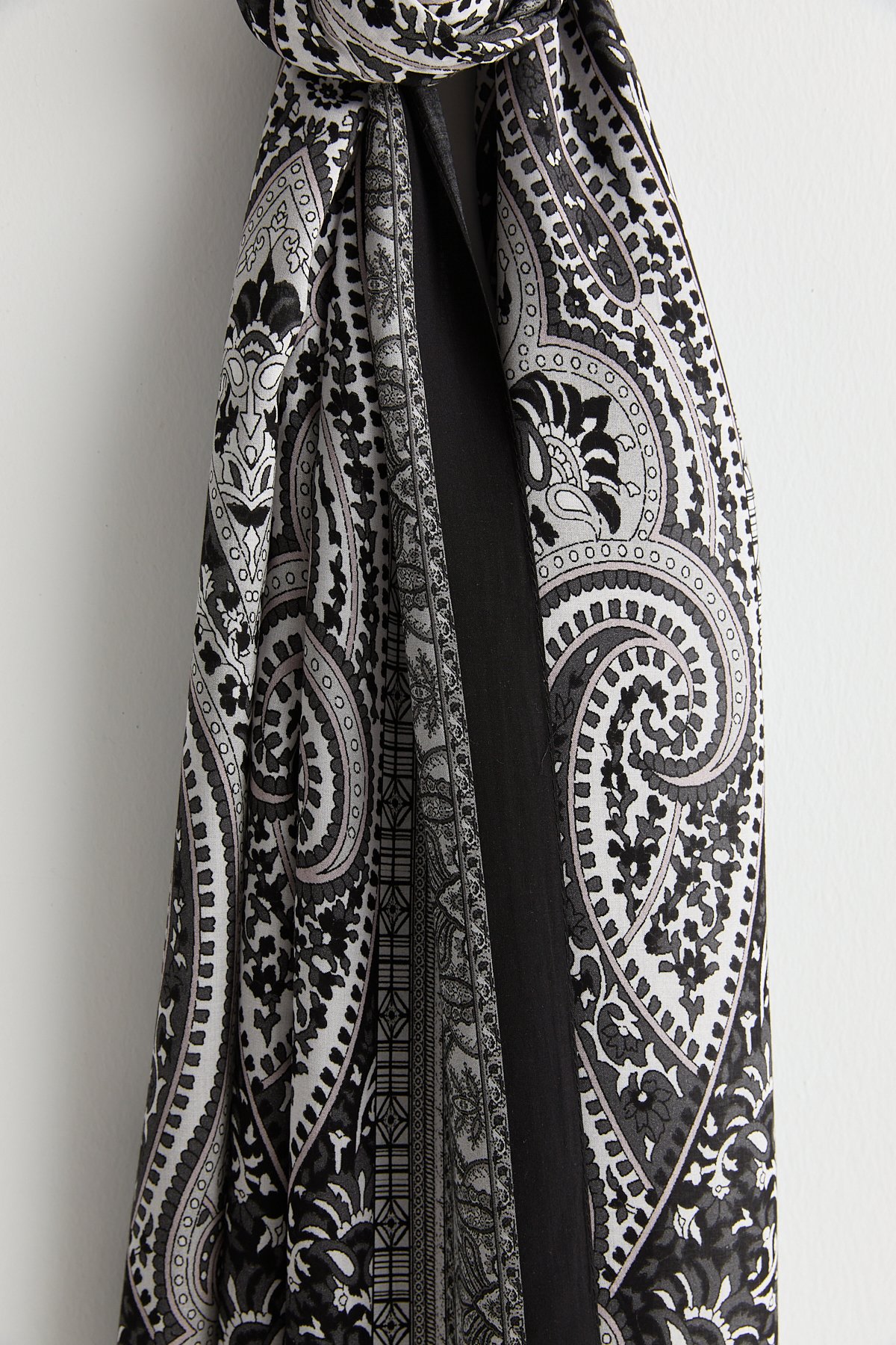 Nihan Desenli Viskon İpek Şal Siyah