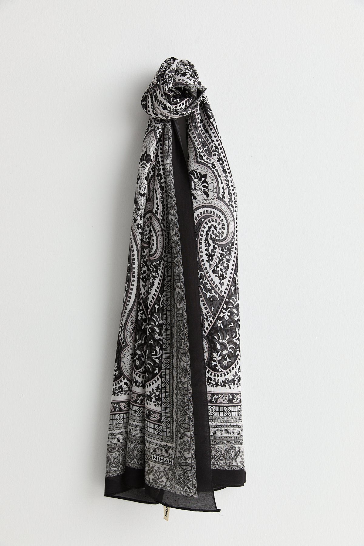 Nihan Desenli Viskon İpek Şal Siyah