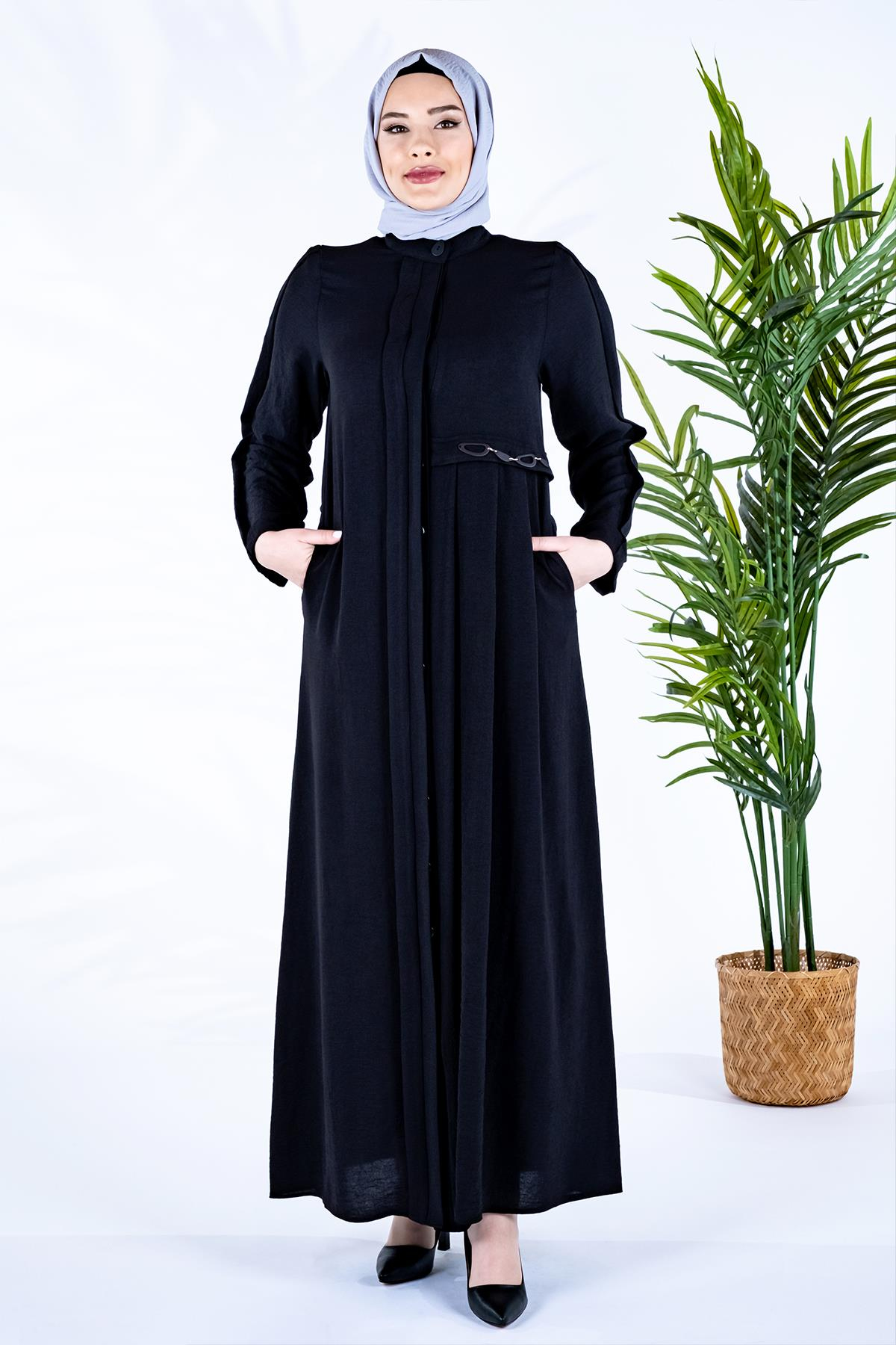 Beyza Emet Pili Detaylı Aksesuarlı Siyah Ferace 3699