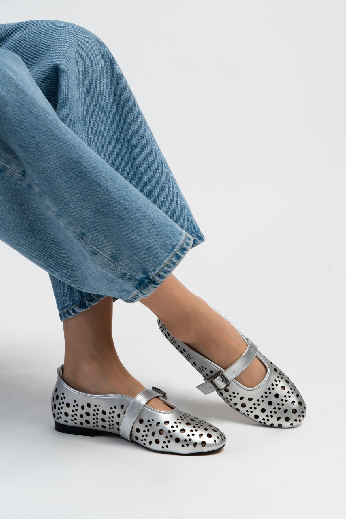 Alfred Gümüş Mat Kemer Detay Düz Taban Kadın Babet