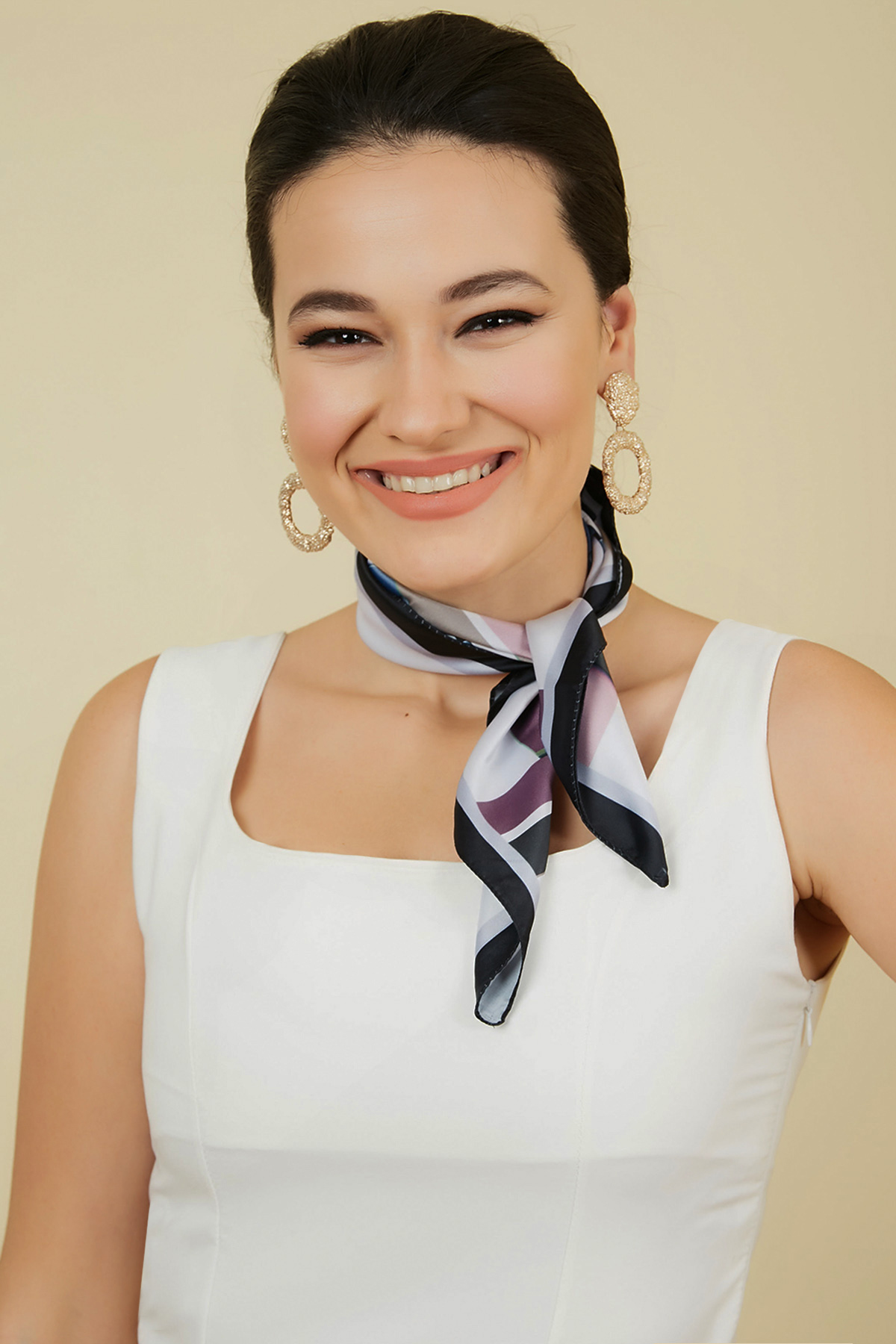 Kare Desenli Saten Fular - SİYAH